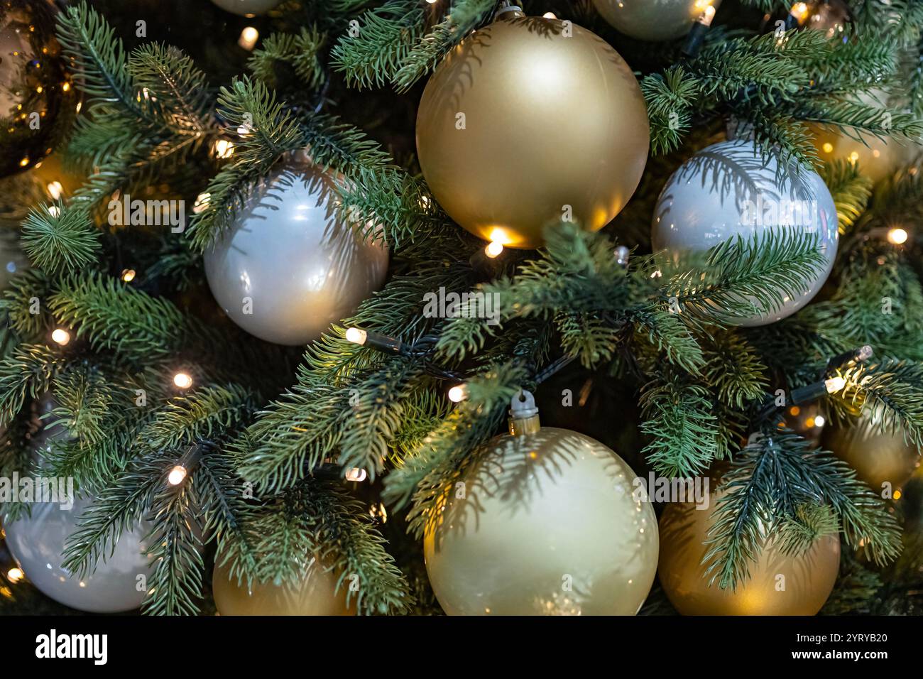 Silver christmas ornaments hi-res stock photography and images - Alamy