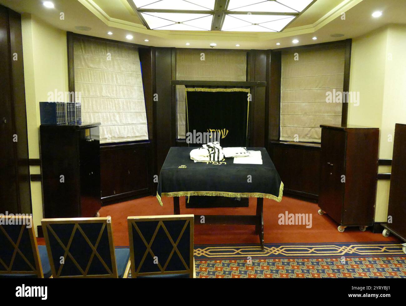 Synagogue ark hi-res stock photography and images - Alamy