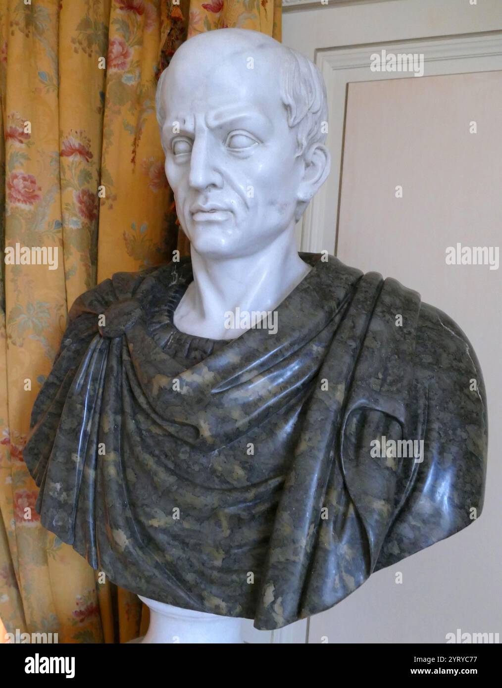 Modern copy of a bust of Gaius Julius Caesar (100 BC - 44 BC), Roman ...