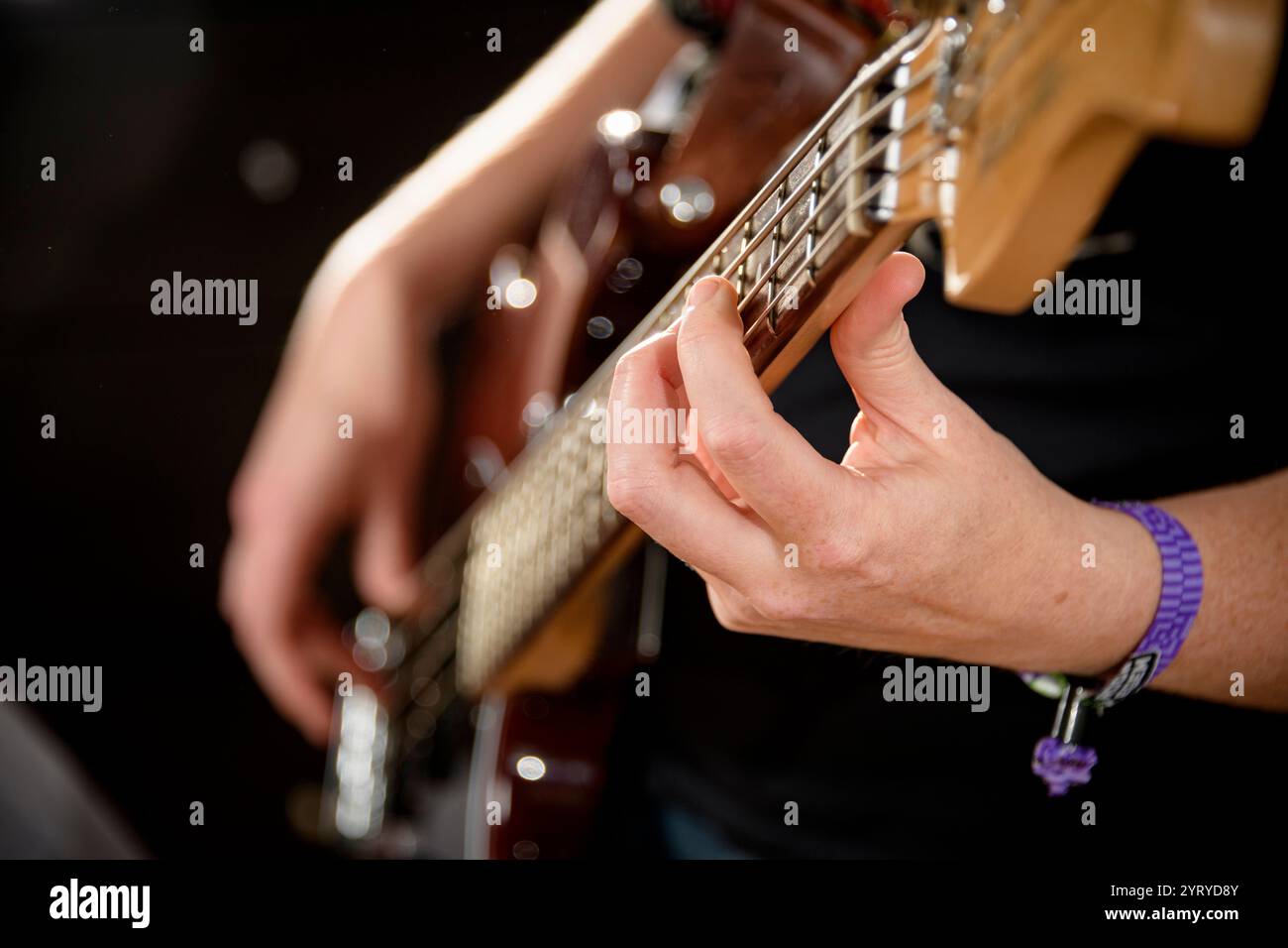 Plucking technique hi-res stock photography and images - Alamy