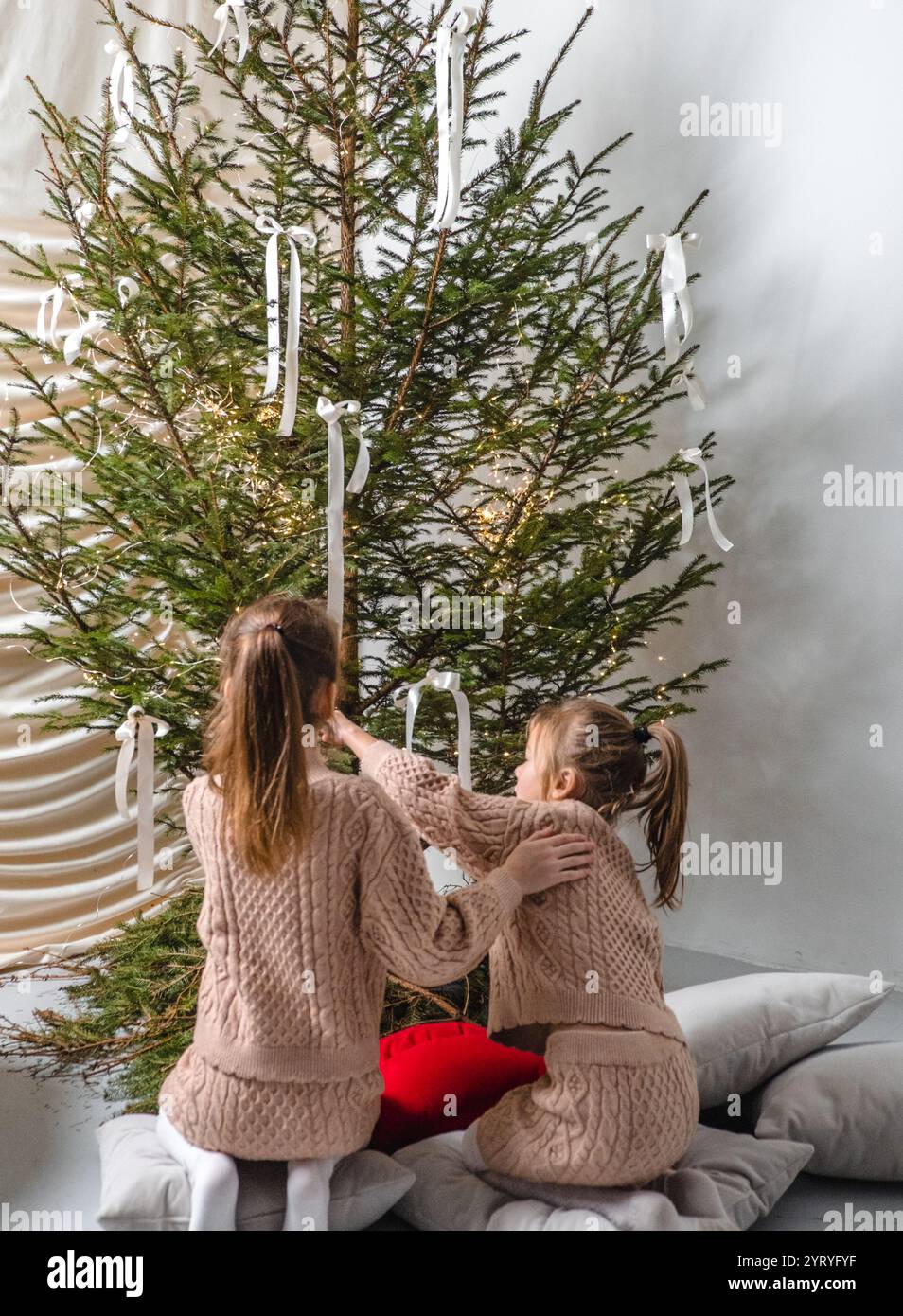 Sisters in matching outfits hi-res stock photography and images - Alamy
