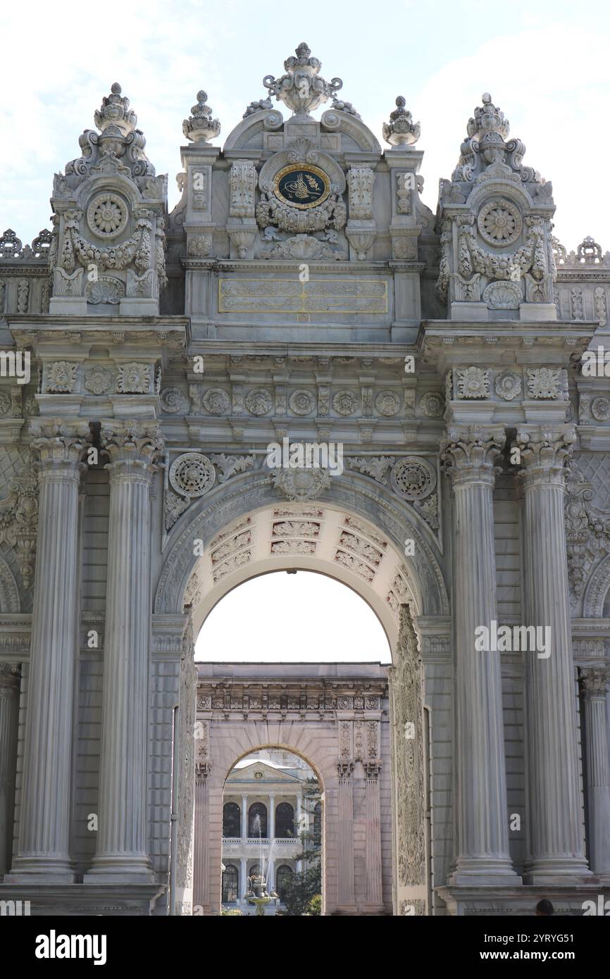 Gate of the Sultan (Saltanat Kap?s?), Dolmabahce Palace, Istanbul ...