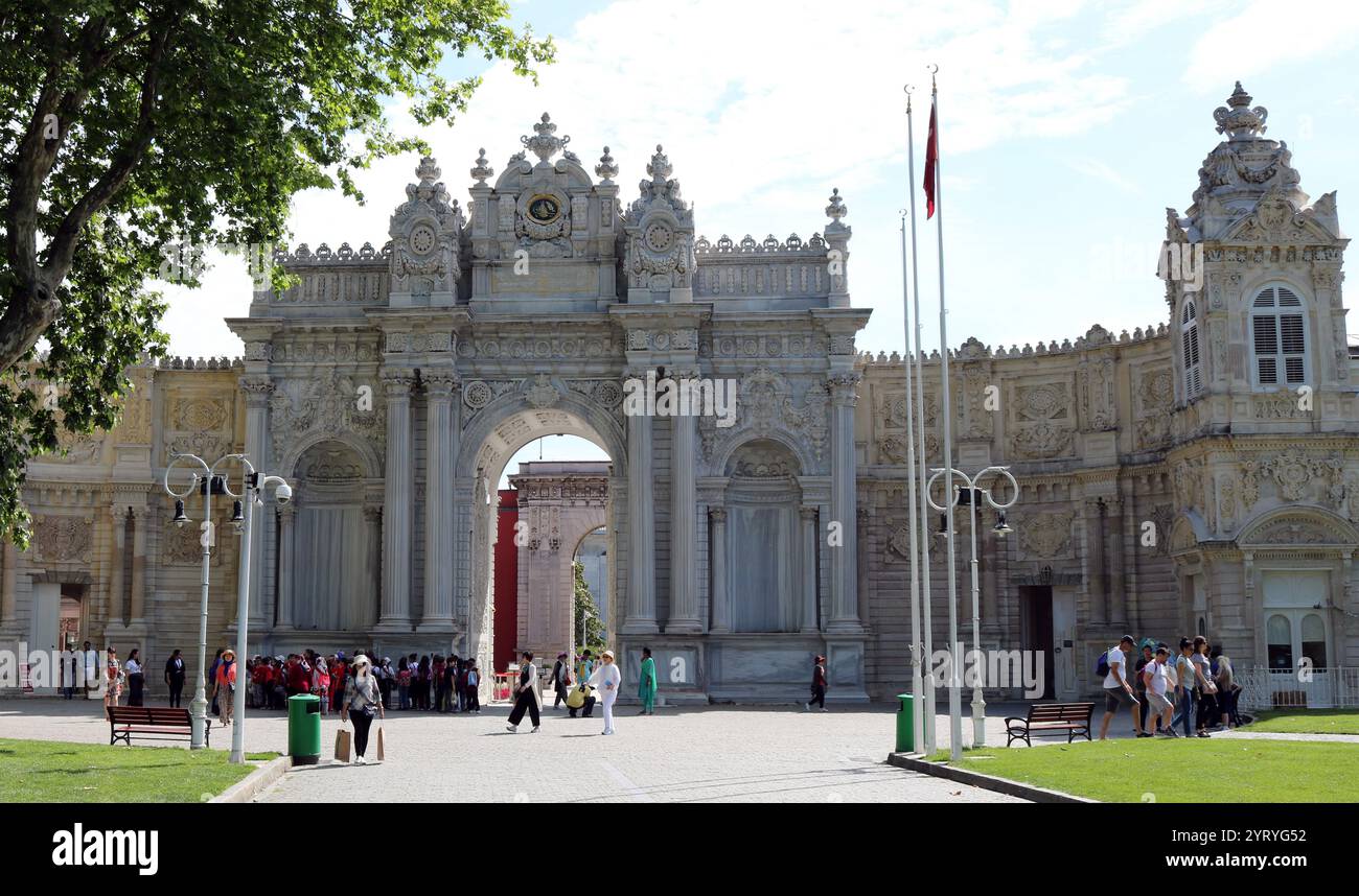 Gate of the Sultan (Saltanat Kap?s?), Dolmabahce Palace, Istanbul ...