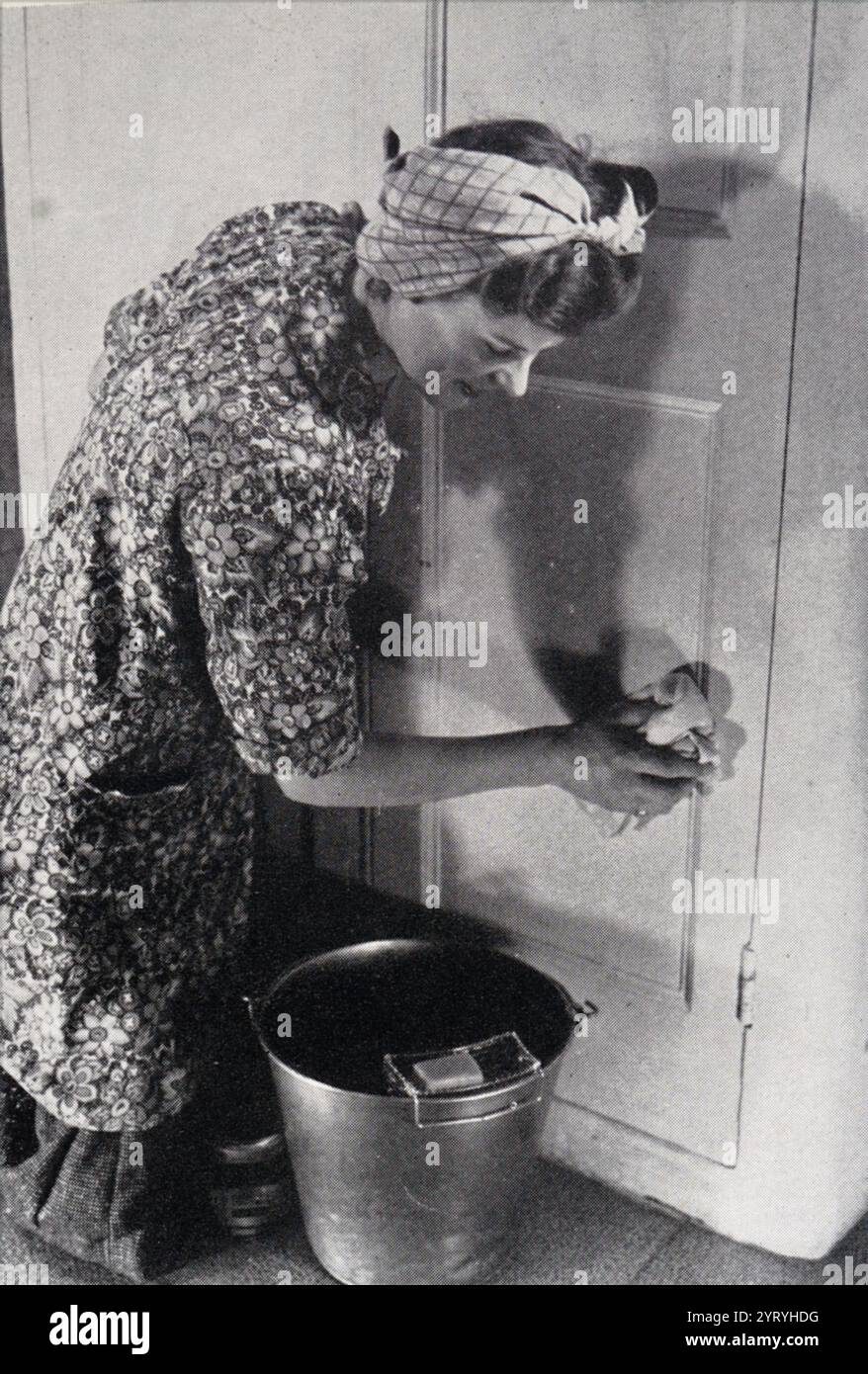 Retro woman cleaning hi-res stock photography and images - Alamy