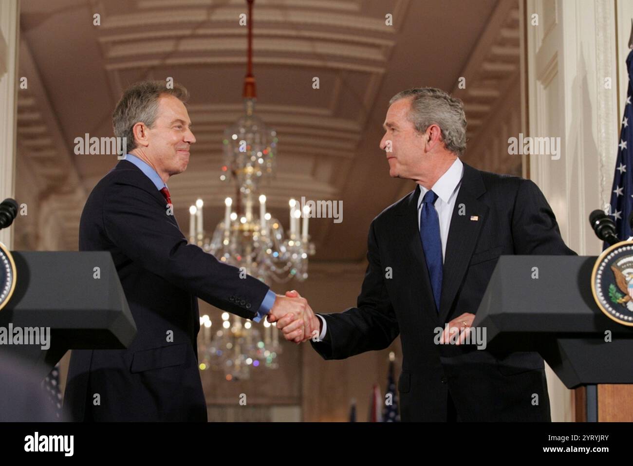 Bush blair handshake hi-res stock photography and images - Alamy