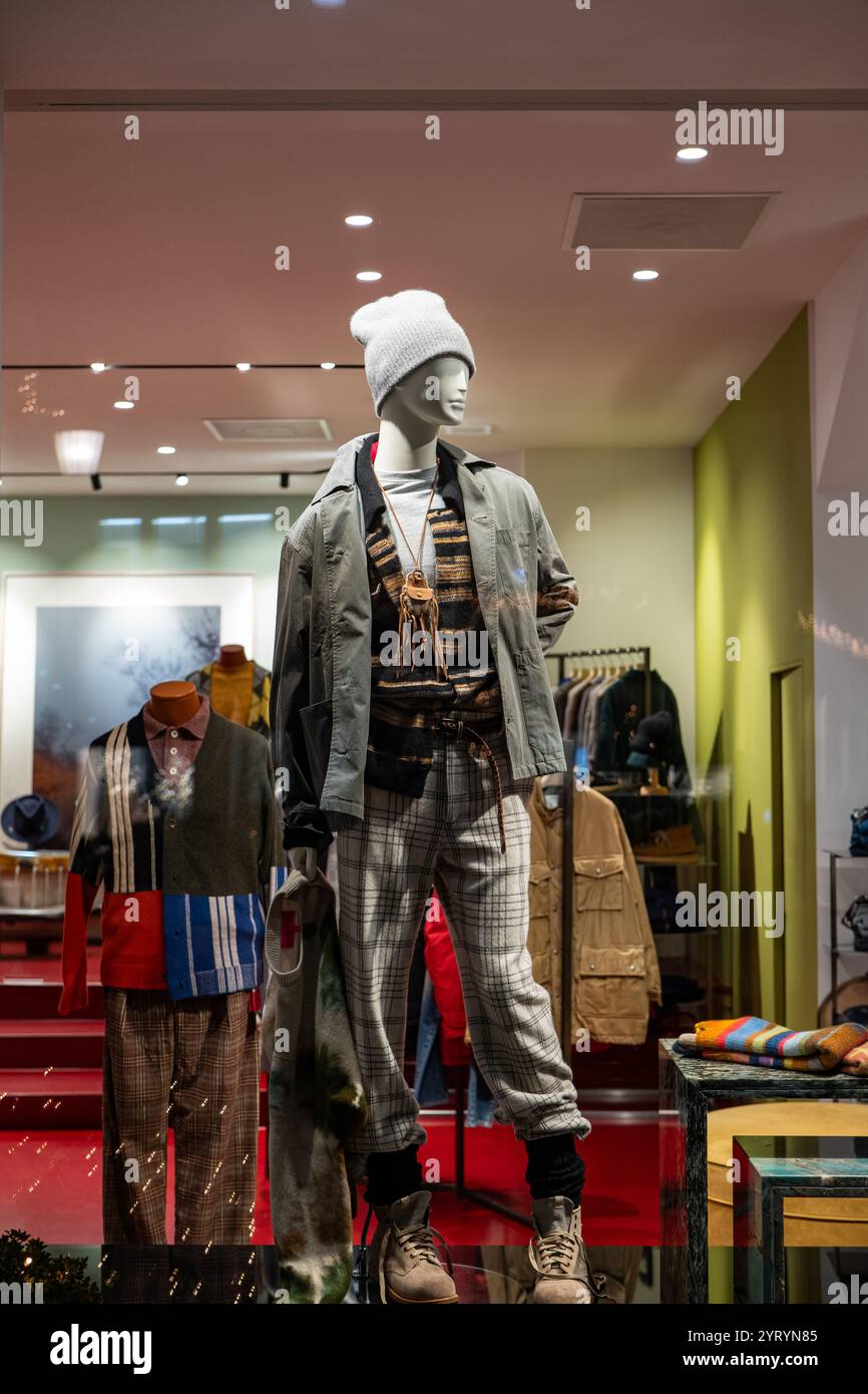 Retail display mannequins hi-res stock photography and images - Alamy