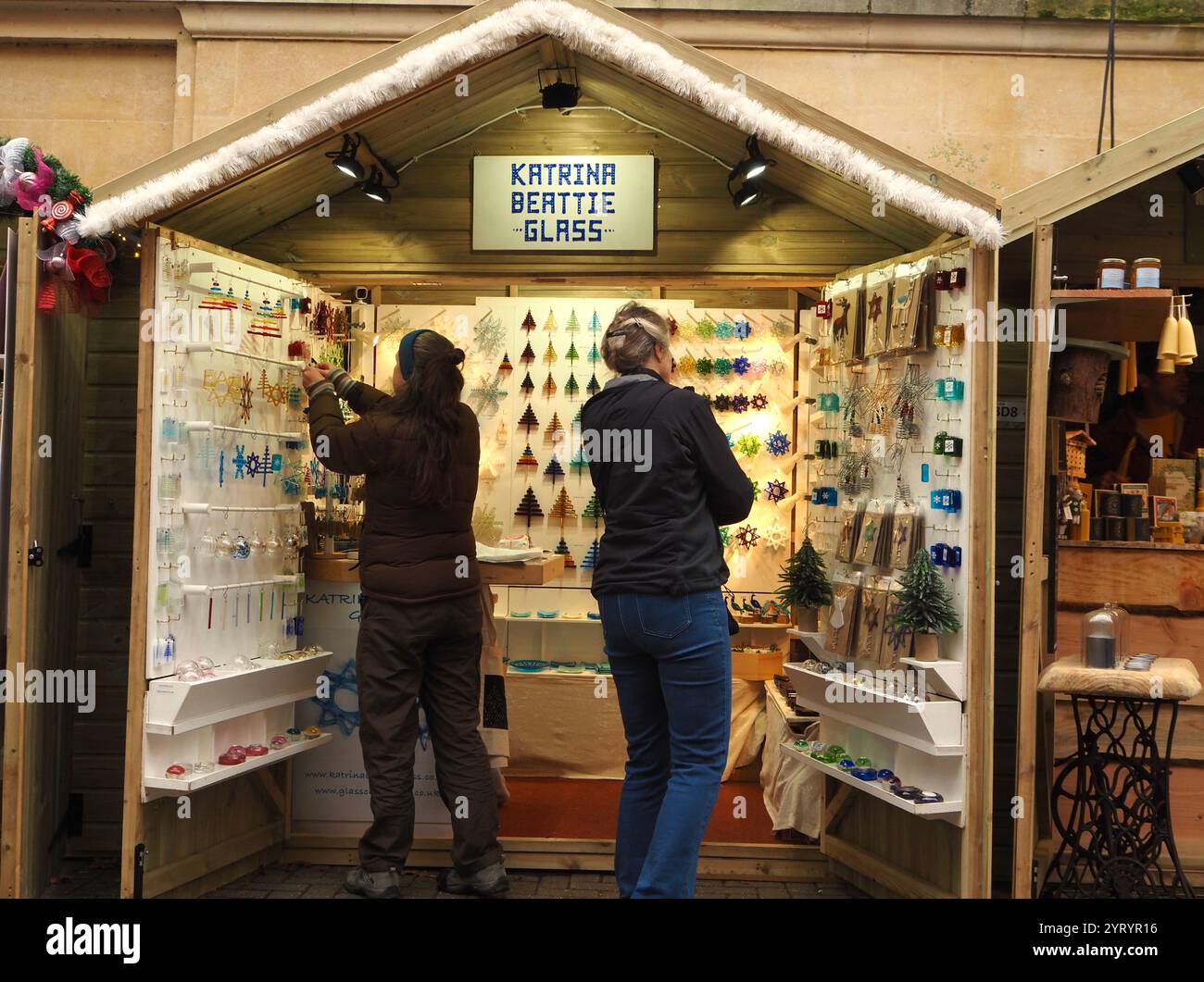 Customer browsing craft stall hi-res stock photography and images - Alamy