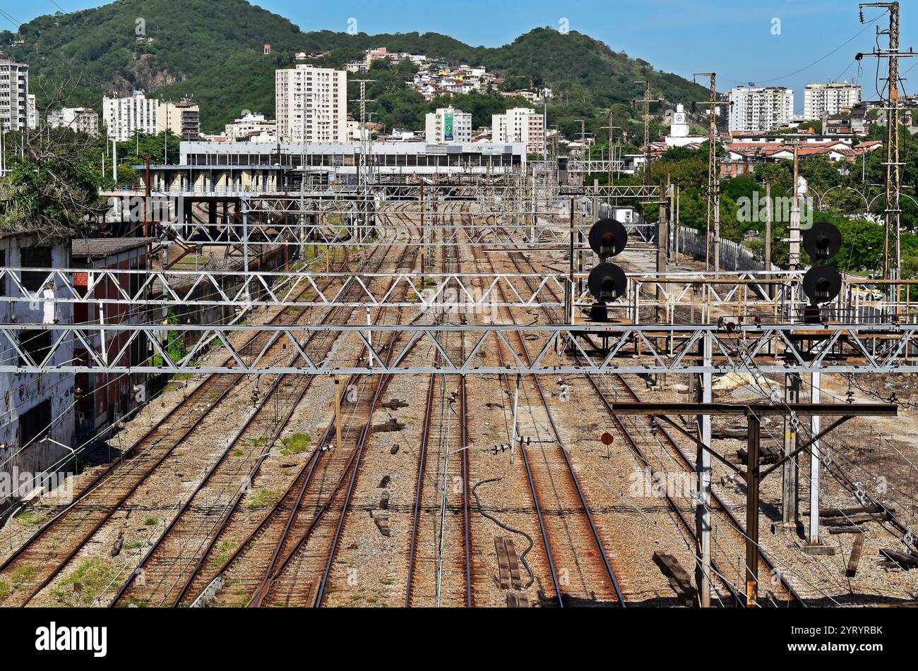 Train tracks between neighborhoods hi-res stock photography and images ...