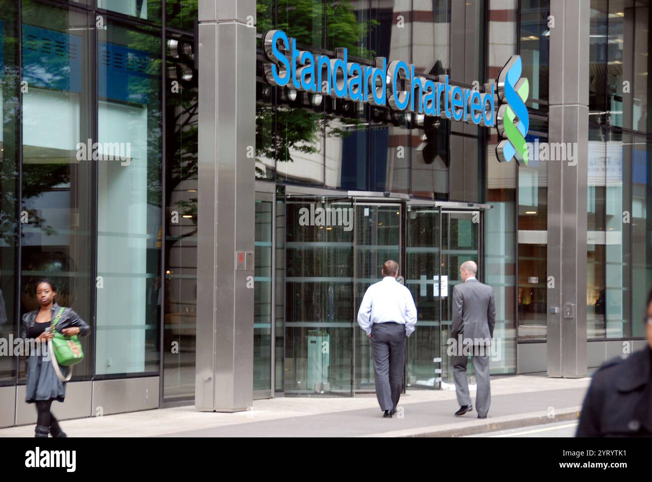 Standard chartered london head office hi-res stock photography and ...