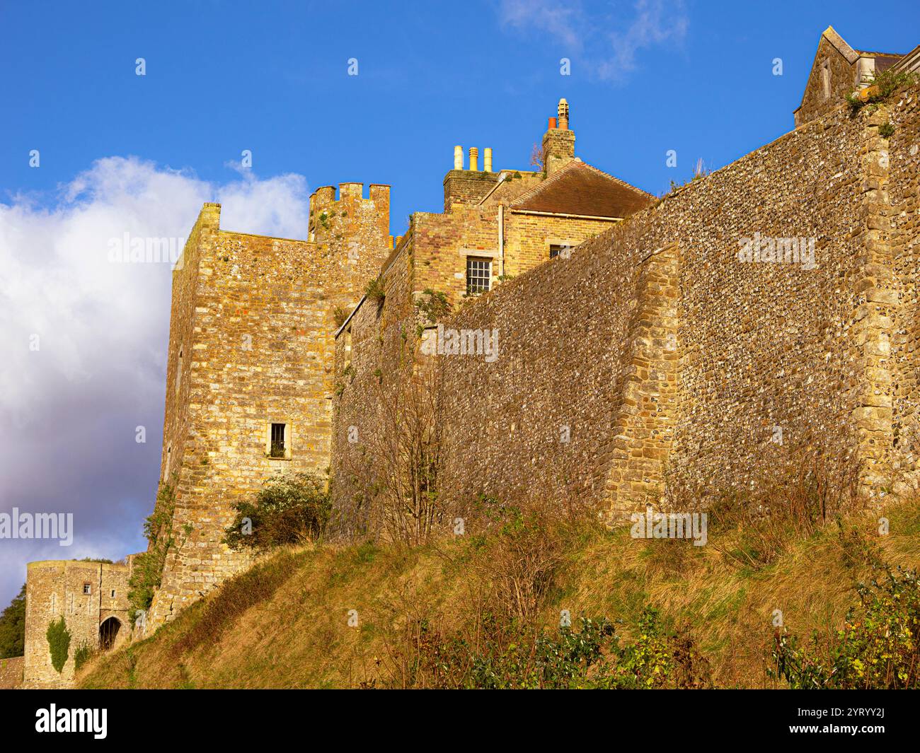 Walls dover castle hi-res stock photography and images - Alamy