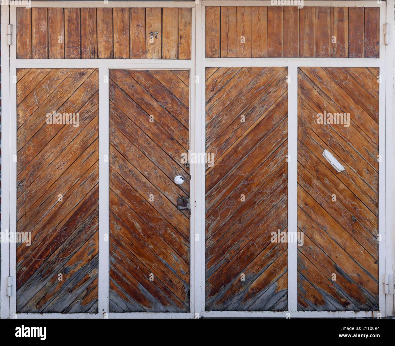 Vintage brown doors hi-res stock photography and images - Alamy
