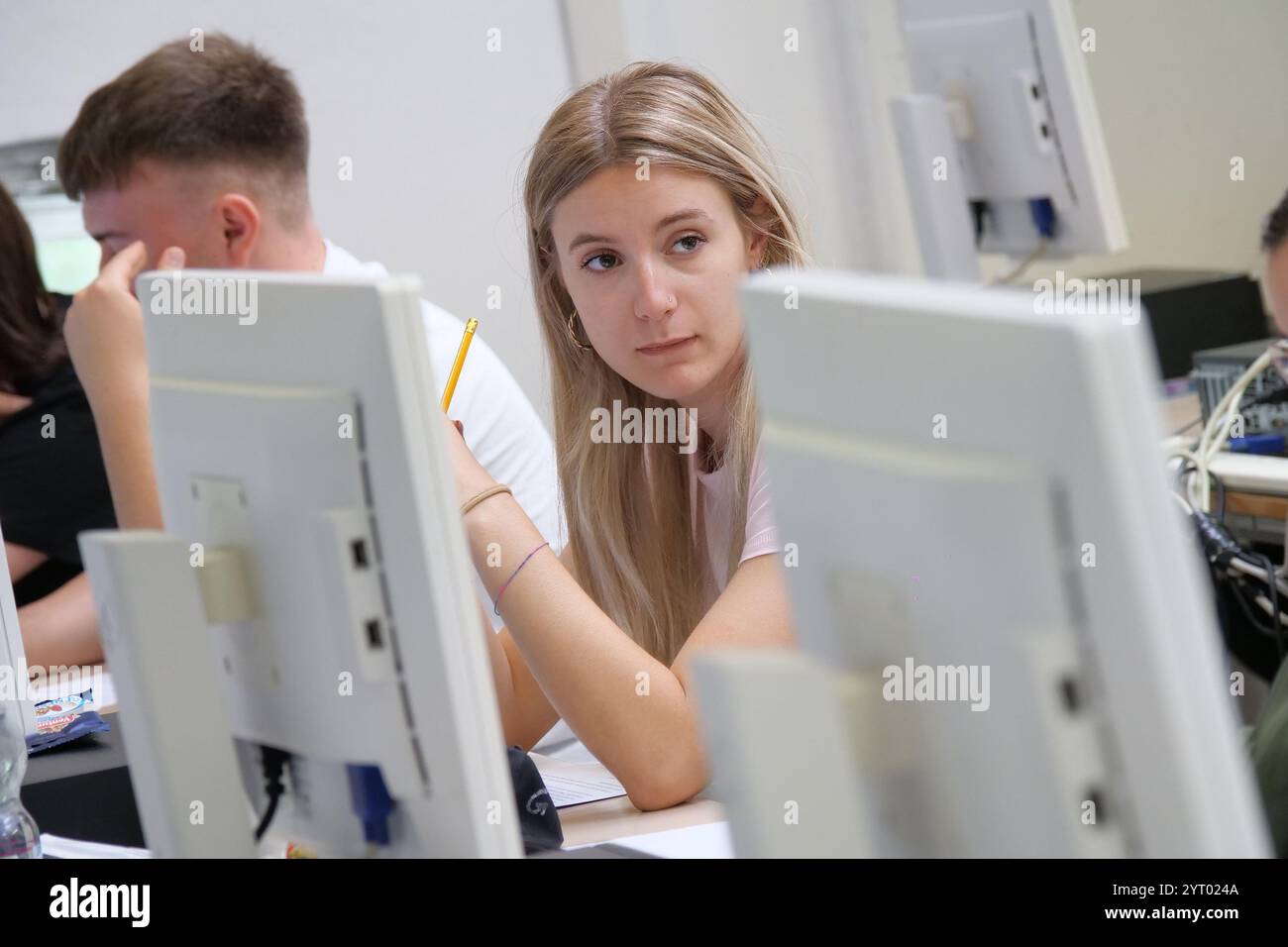 Teen ager scuola hi-res stock photography and images - Alamy