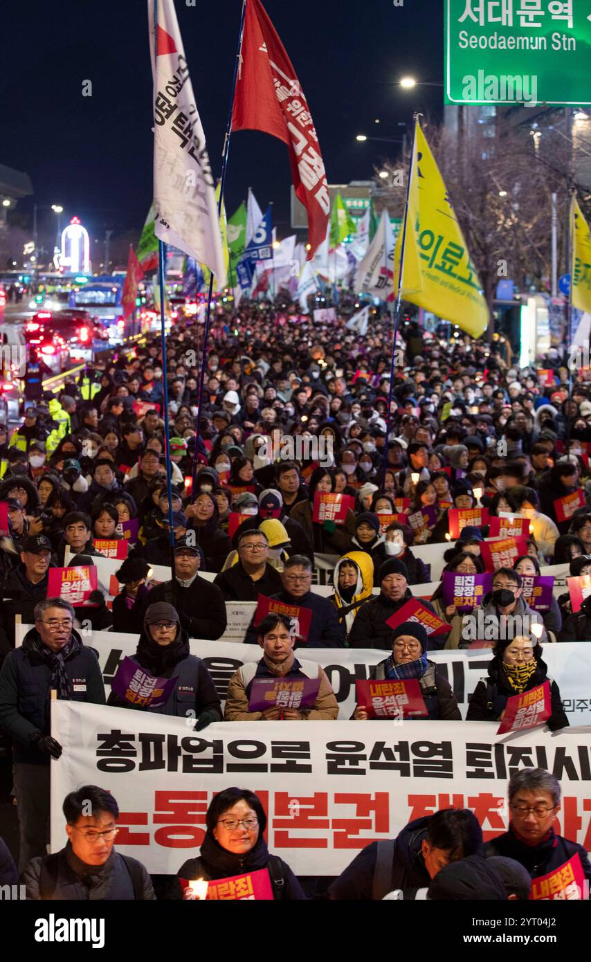 Seoul, South Korea. 4th Dec, 2024. South Korean people's take part in a ...
