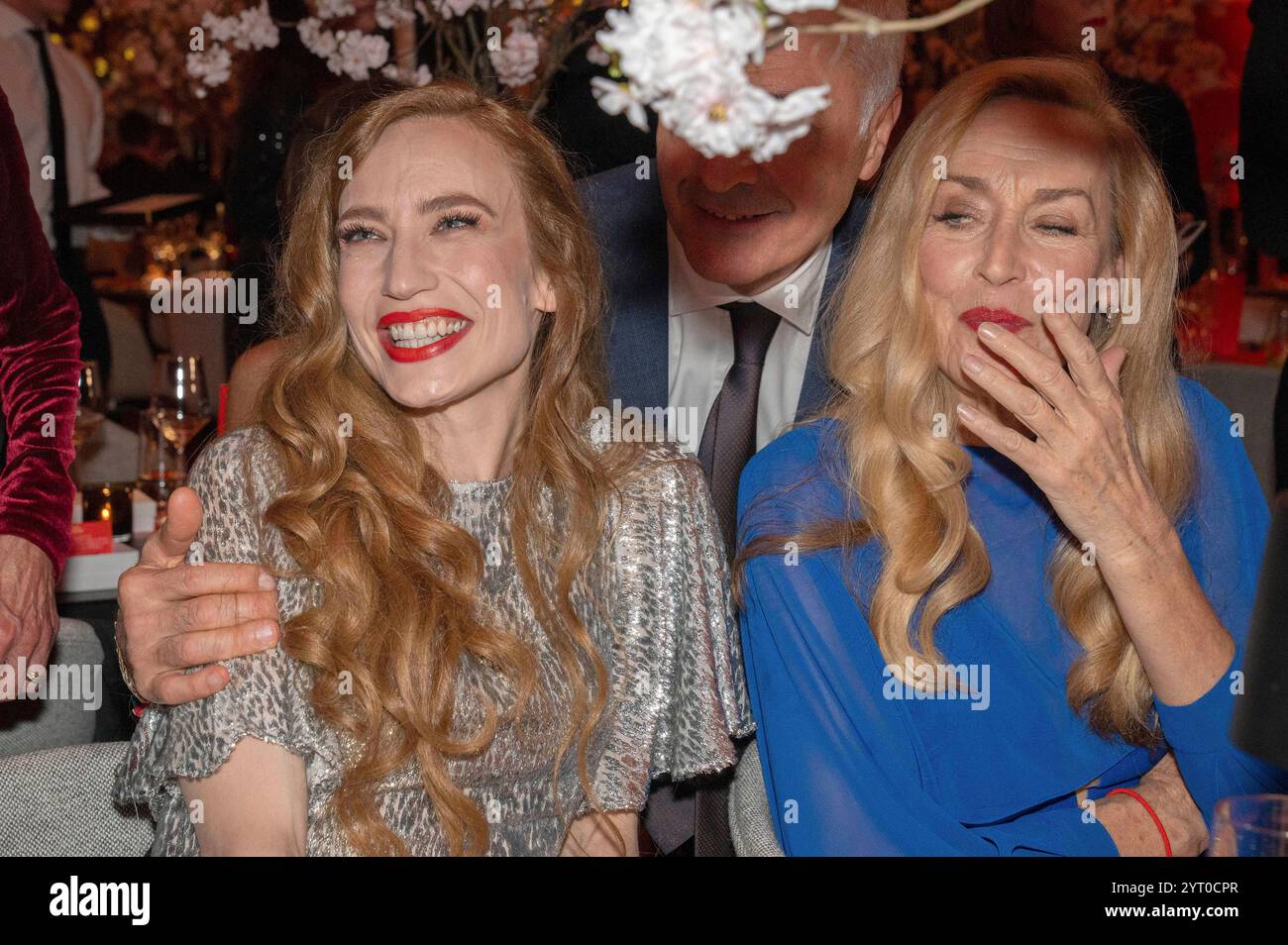 Elizabeth Jagger mit Mutter Jerry Hall beim Mon Cheri Barbara Tag 2024 ...