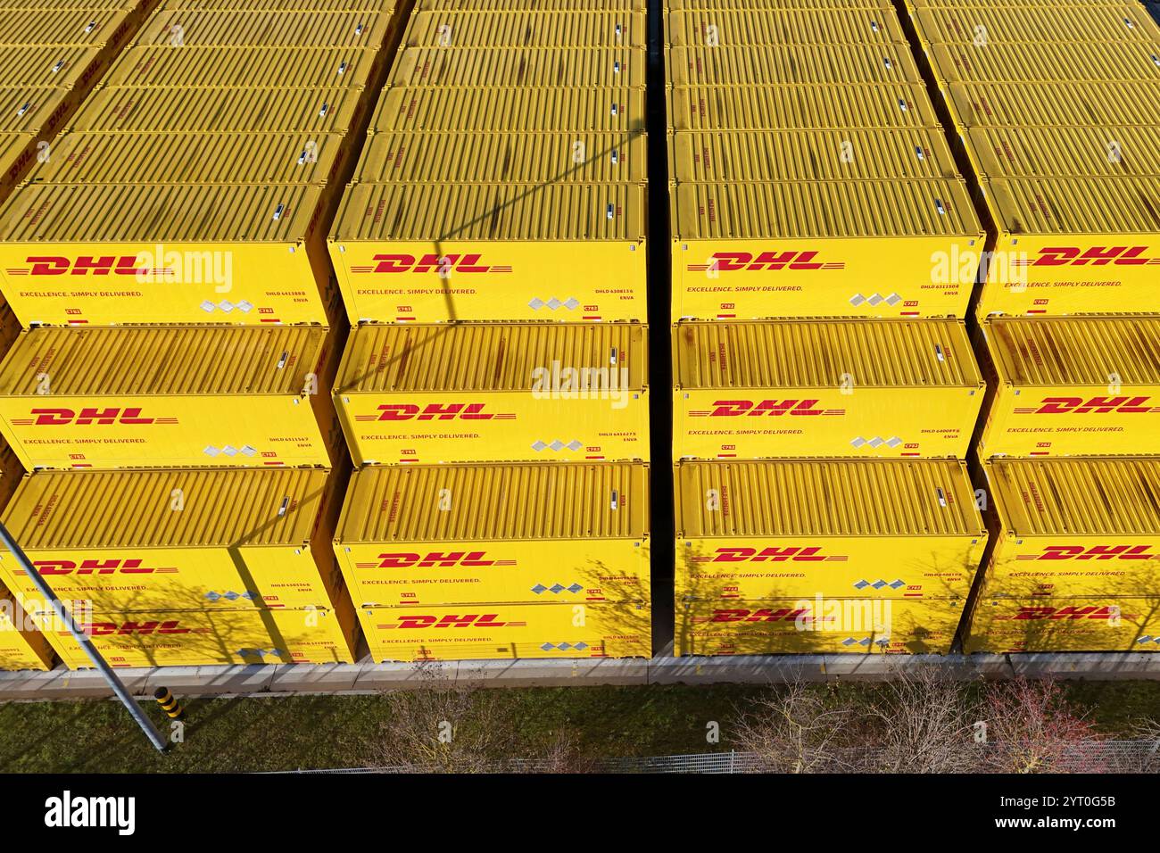Aschheim, Deutschland. 05th Dec, 2024. Deutsche Post DHL. Transport ...