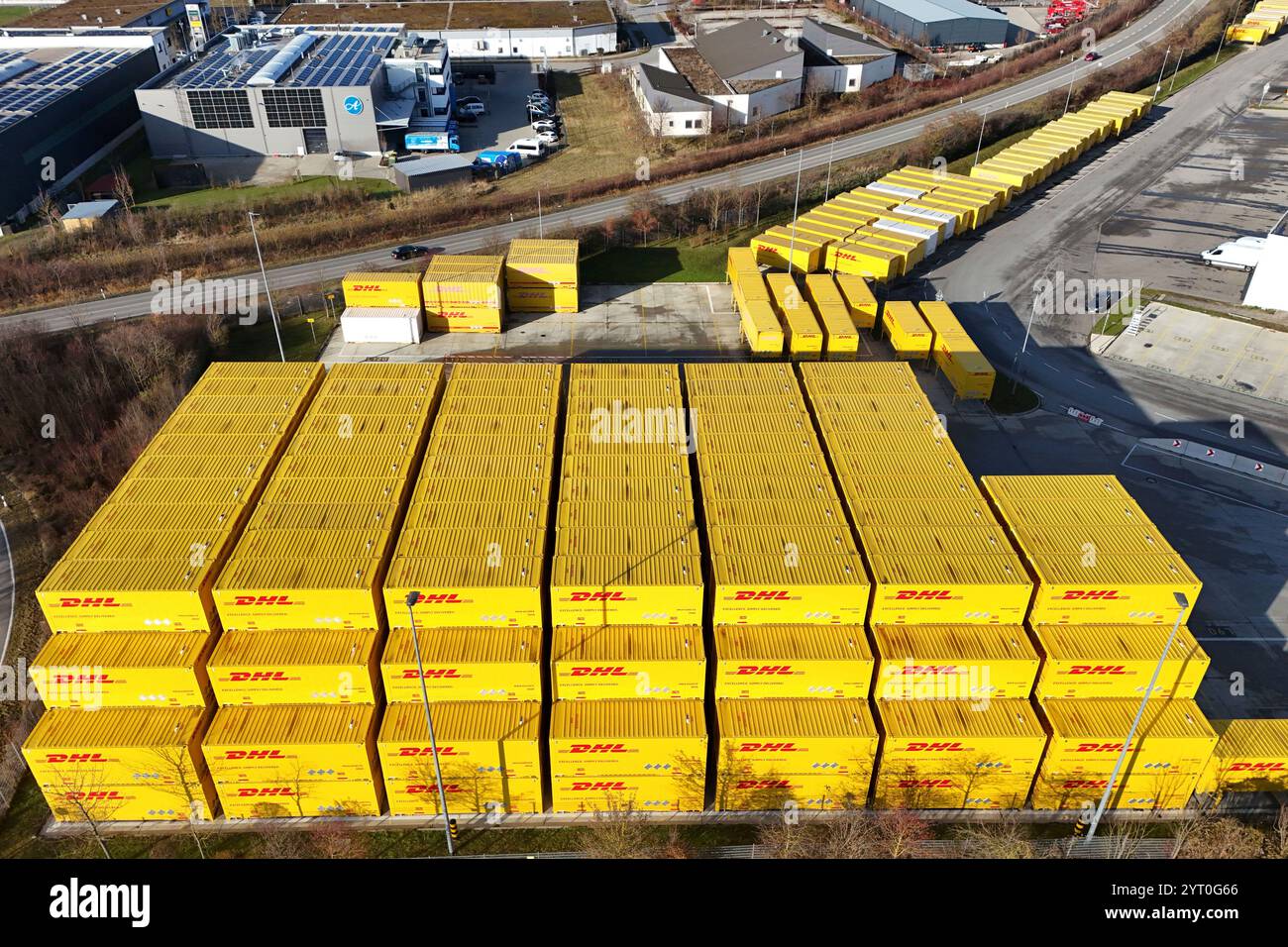 Aschheim, Deutschland. 05th Dec, 2024. Deutsche Post DHL. Transport ...