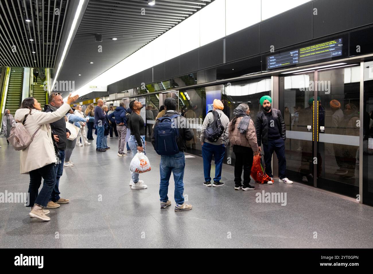 Elizabeth line stations hi-res stock photography and images - Alamy