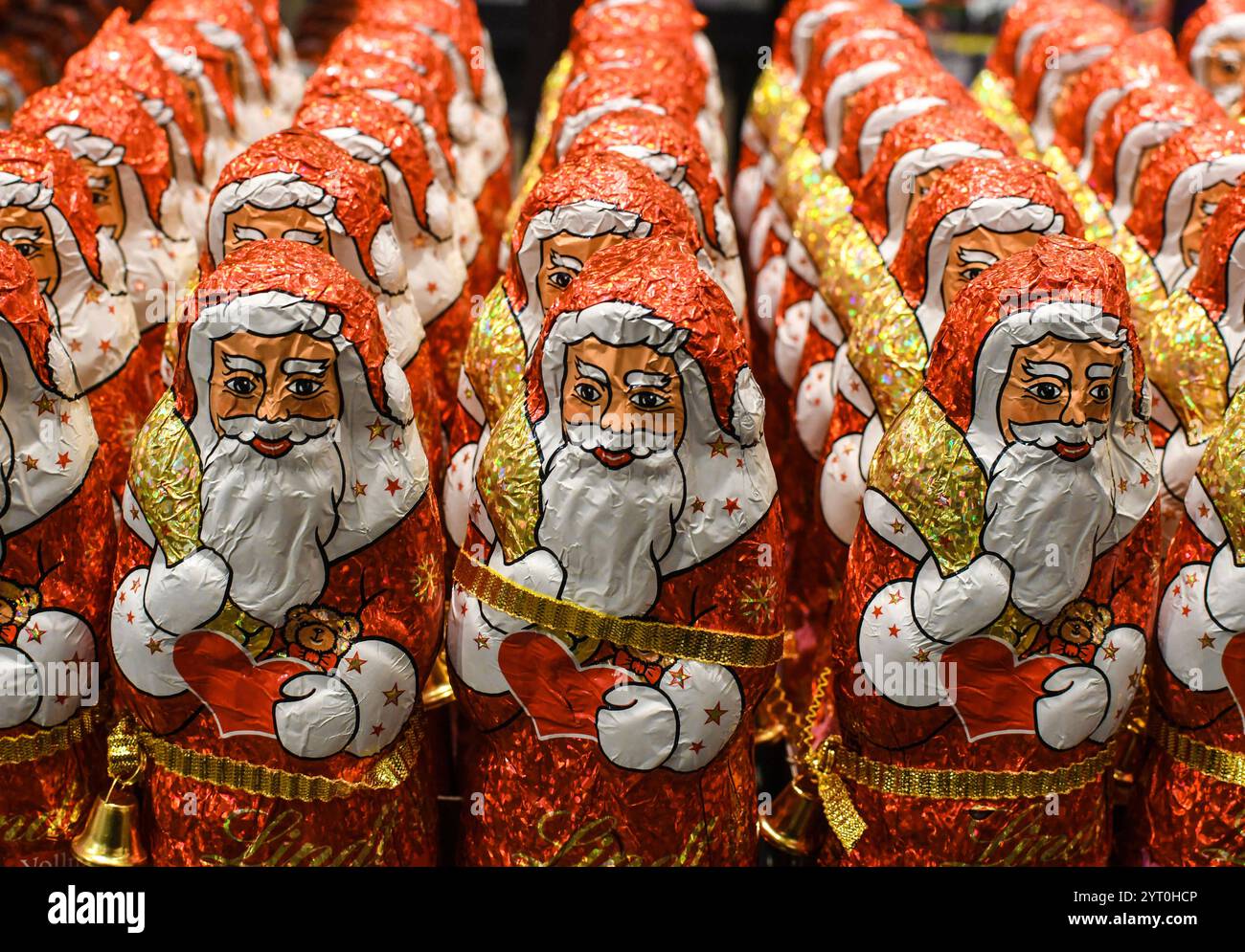 Weihnachtsmaenner aus Schokolade , Schoko-Nikolaeuse in Reih und Glied ...