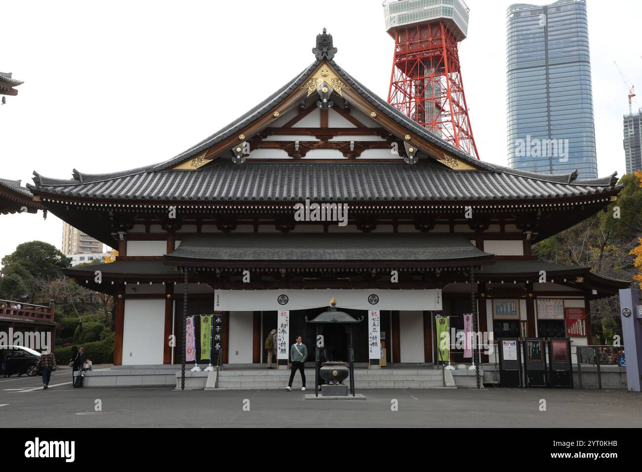 Zōjō-ji, Buddhist temple and in the background the 332.9 meter tall Tokyo Tower, officially ...