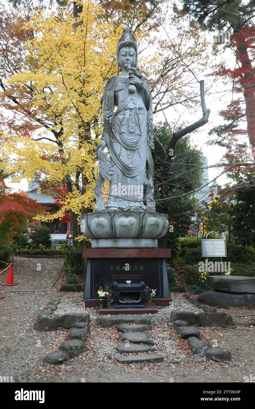 Statue in the grounds of Zōjō-ji, Buddhist temple, Tokyo, Japan Stock ...