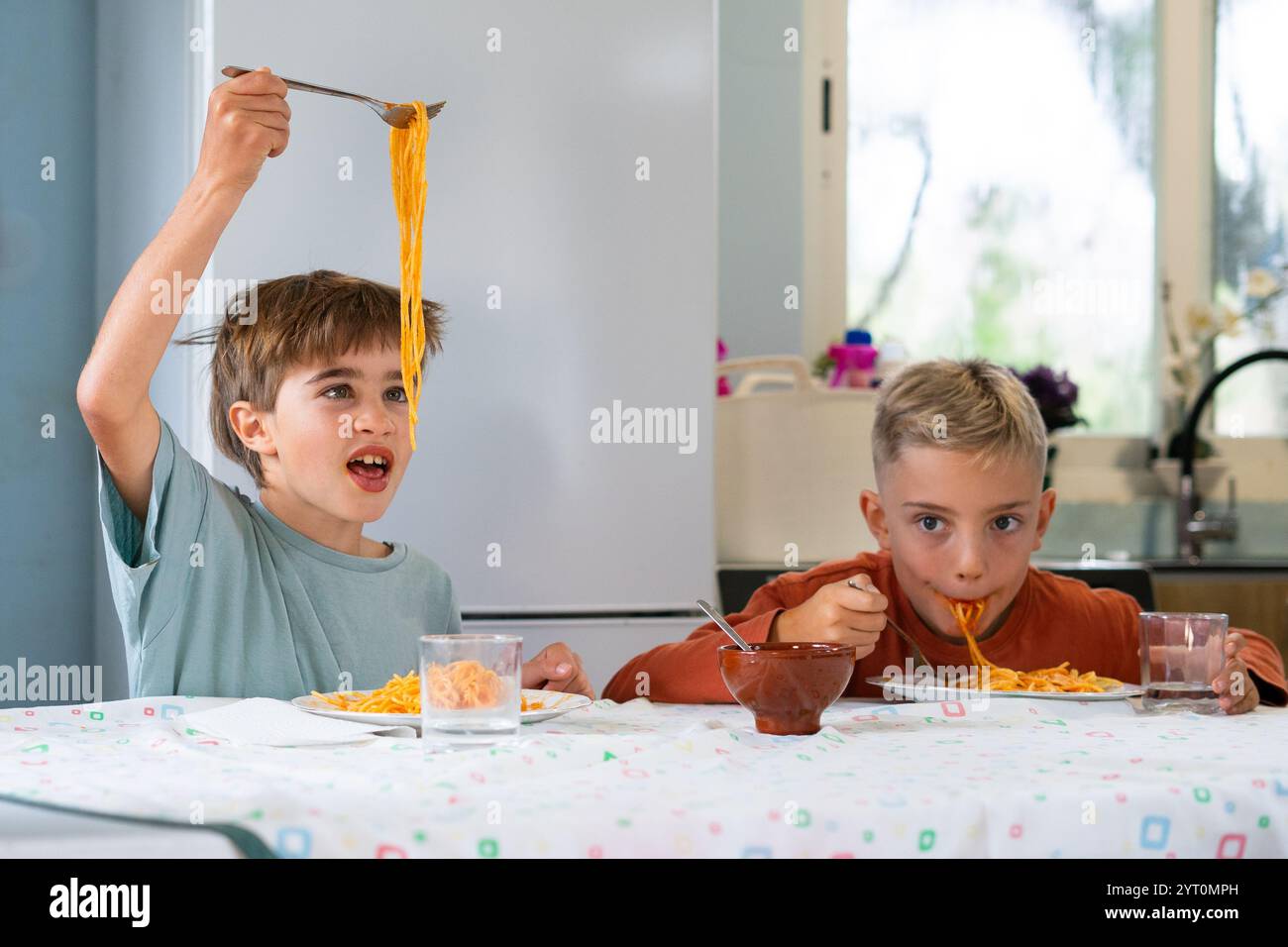 Having fun spaghetti family hi-res stock photography and images - Alamy