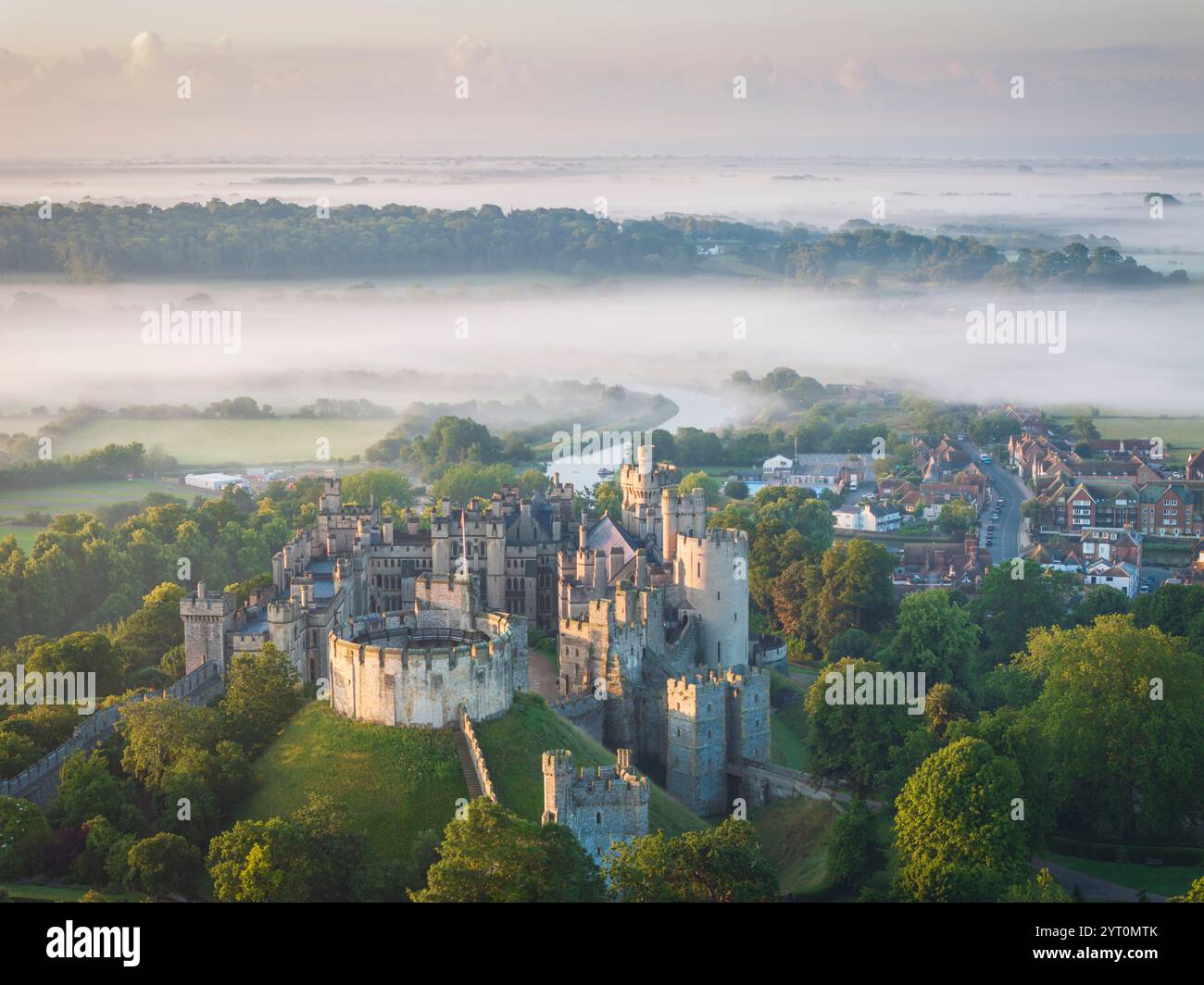 Arundel castle in the morning mist hi-res stock photography and images ...