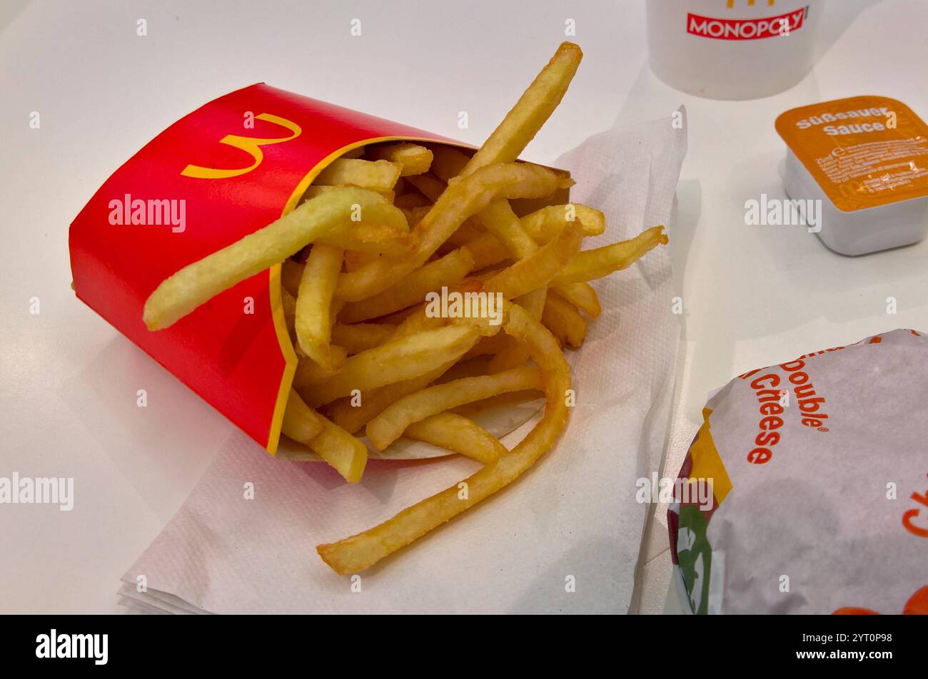 McDonalds, mittlere Pommes *** McDonalds, medium fries Stock Photo - Alamy