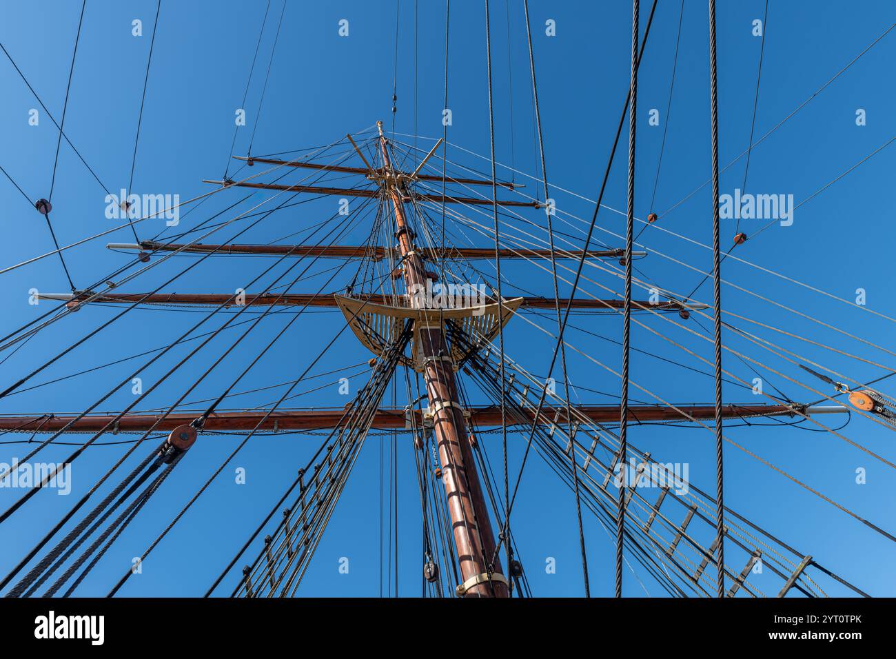 The main mast of RRS Discovery barque-rigged auxiliary steamship Museum ...