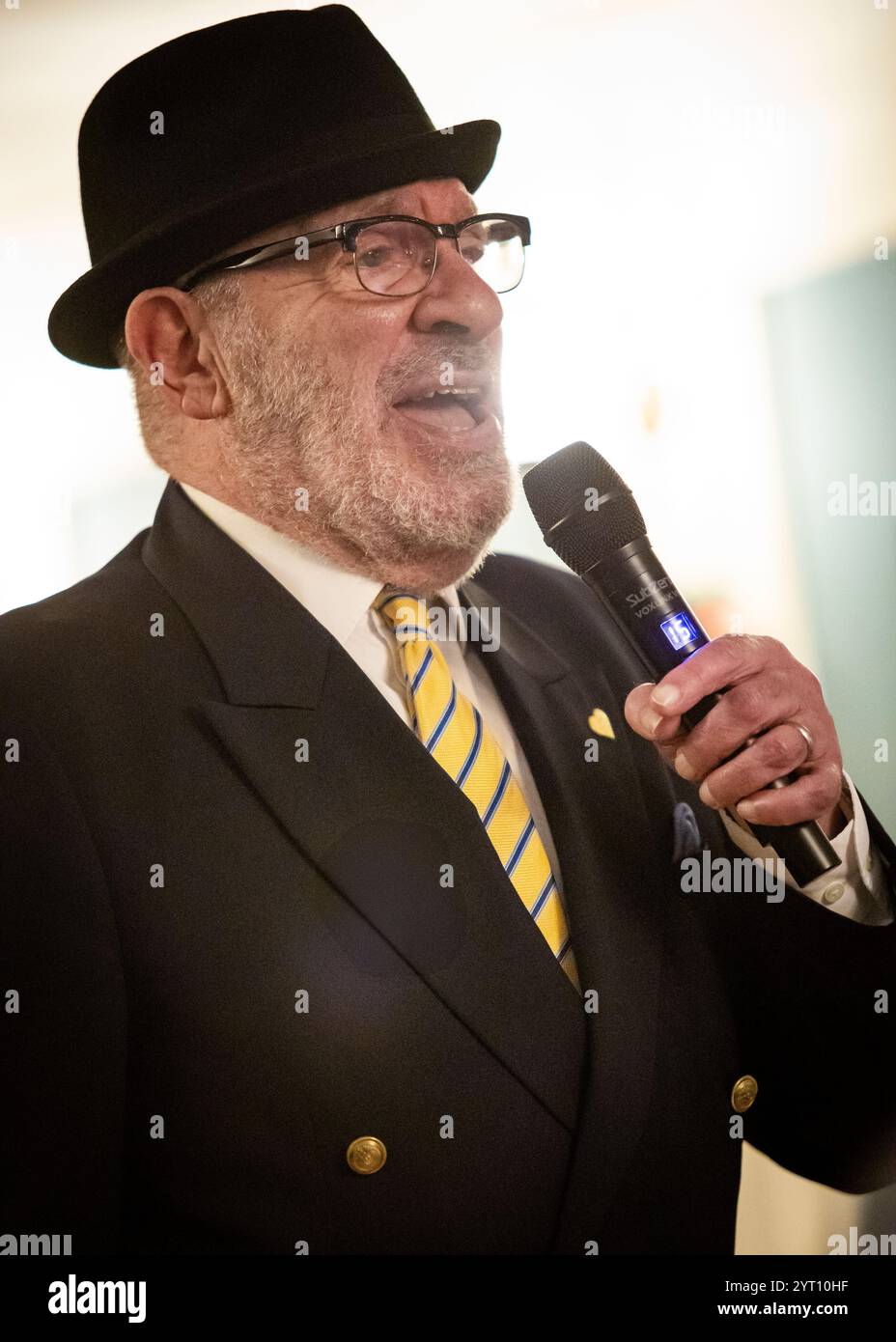 Sol Bernstein performing at the Cancer Research UK City of London ...