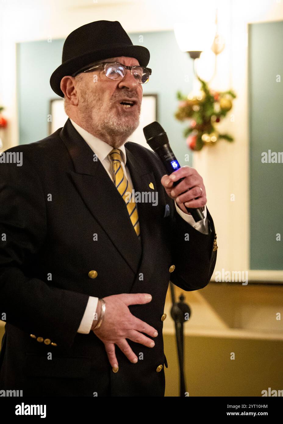 Sol Bernstein performing at the Cancer Research UK City of London ...