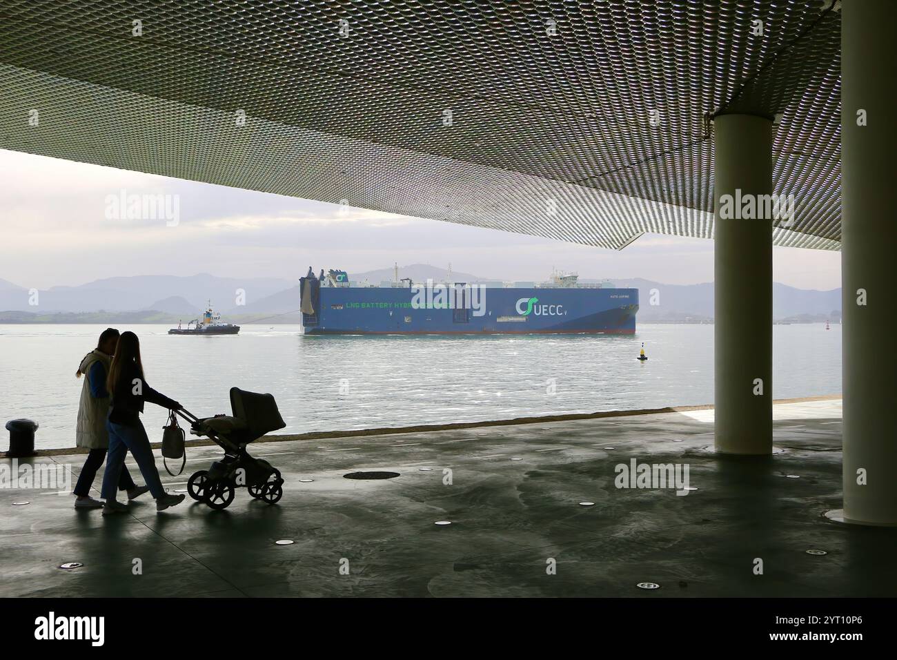 Tug Trheintaycuatro and vehicle carrier ship Auto Aspire arriving to ...