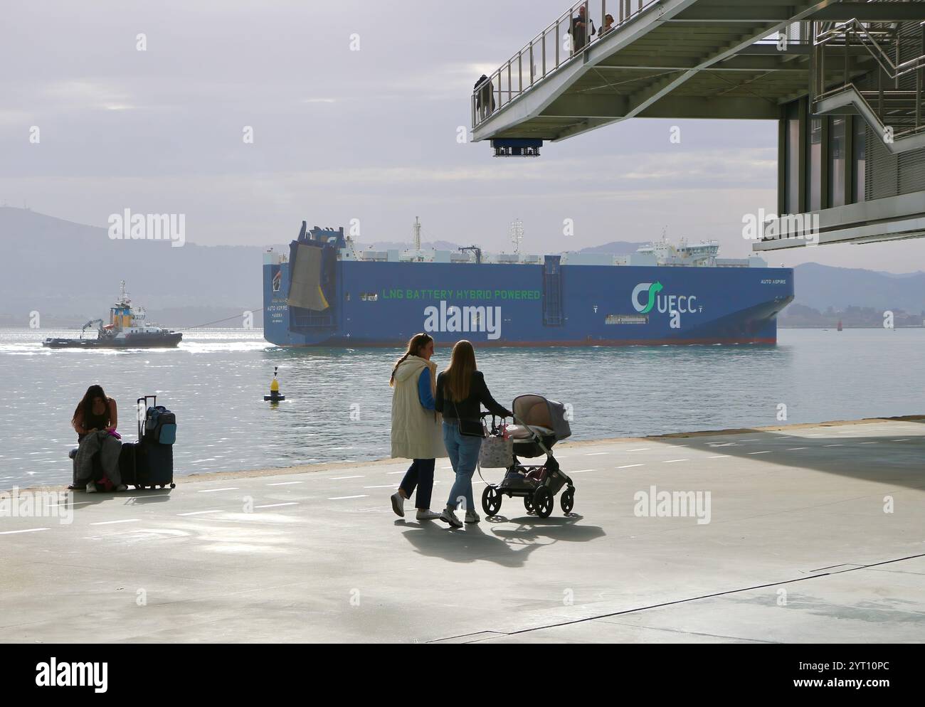 Tug Trheintaycuatro and vehicle carrier ship Auto Aspire arriving to ...