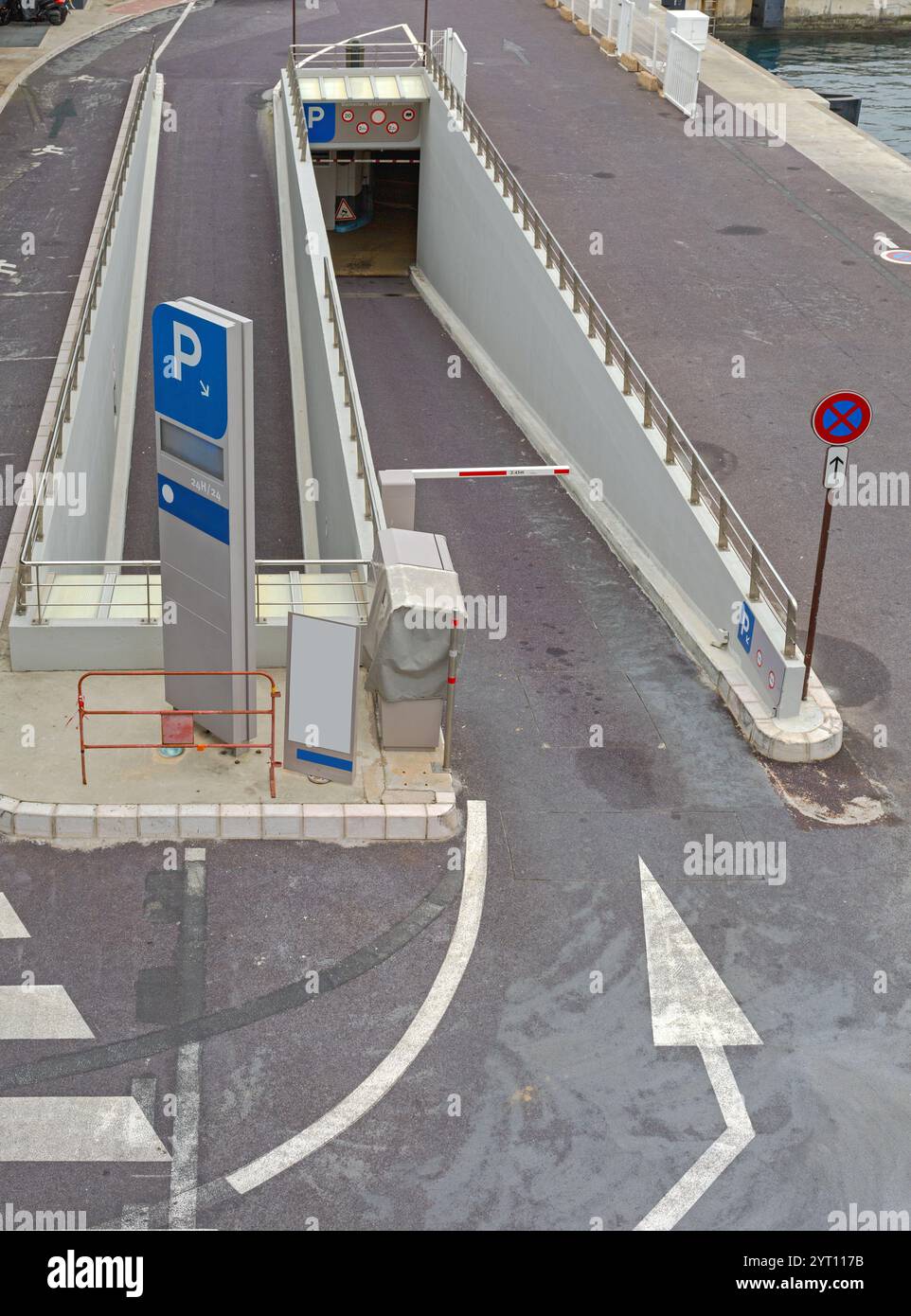 Direction sign in underground parking hi-res stock photography and ...