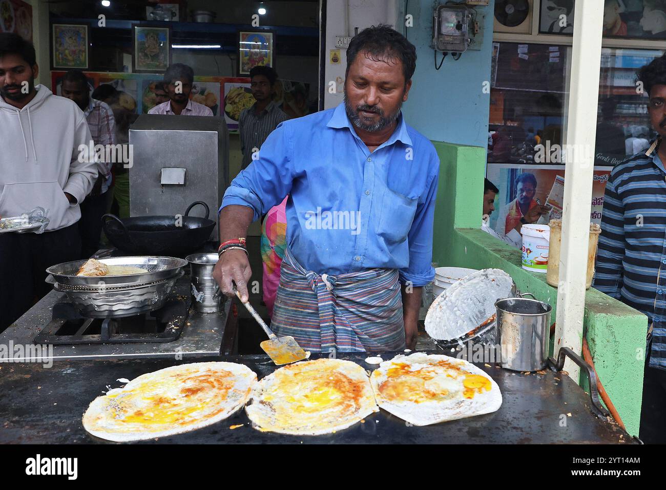 Street food vendor making masala dosa in Nandyal, Andhra Pradesh, India ...