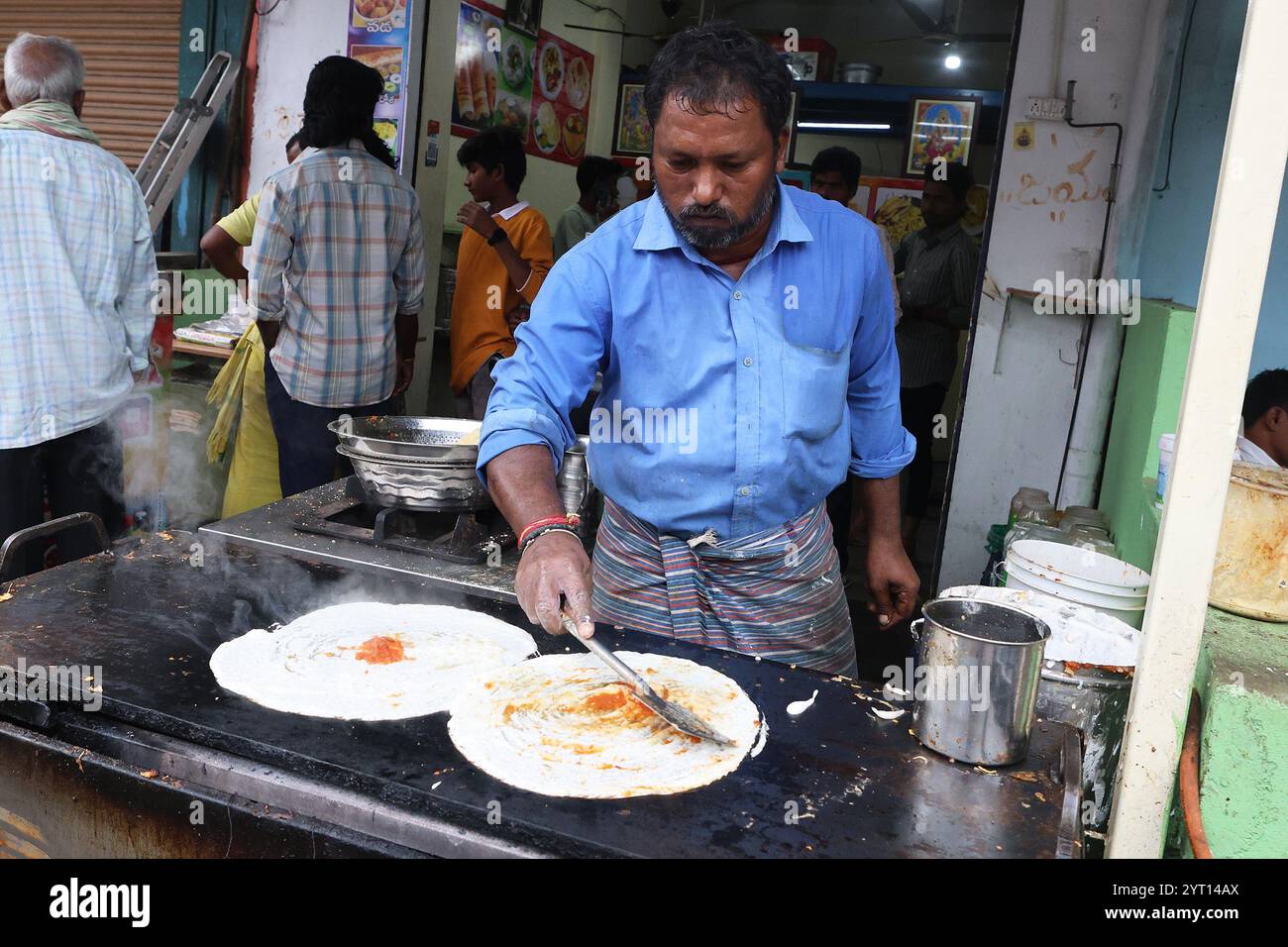 Street food vendor making masala dosa in Nandyal, Andhra Pradesh, India ...