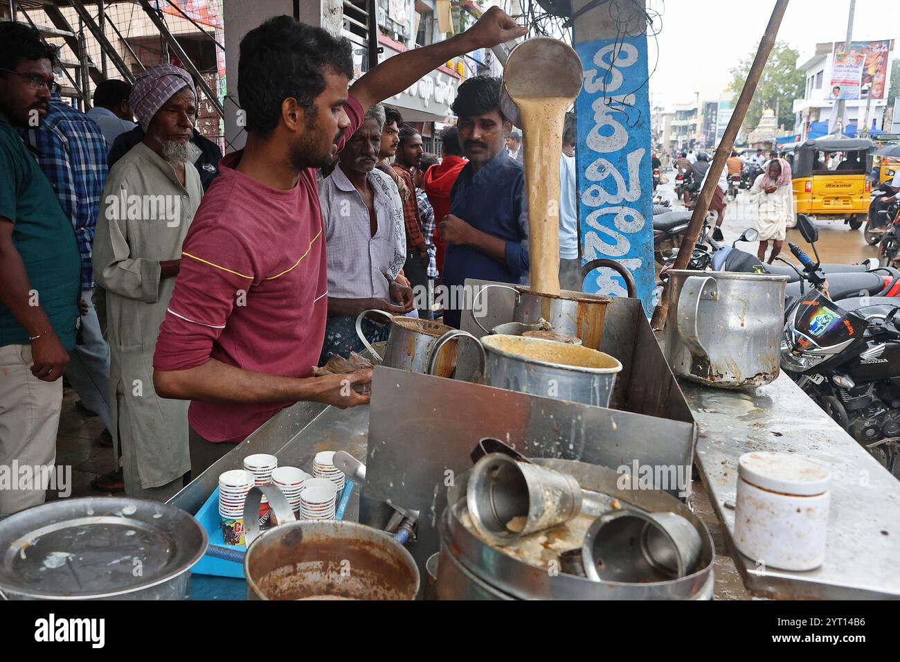 Chai vendor making tea in Nandyal, Andhra Pradesh, India Stock Photo ...