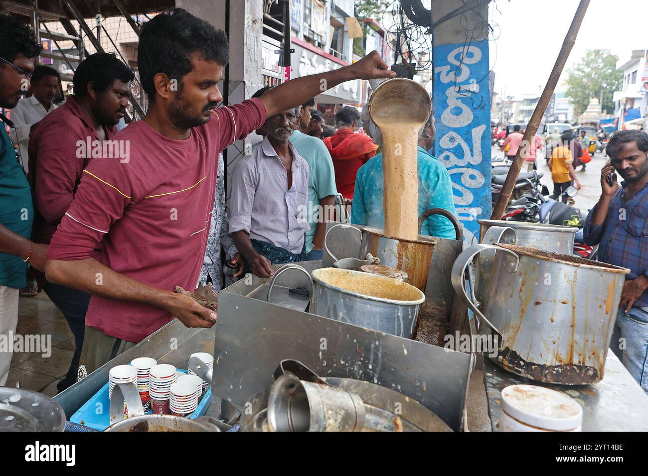 Chai vendor making tea in Nandyal, Andhra Pradesh, India Stock Photo ...