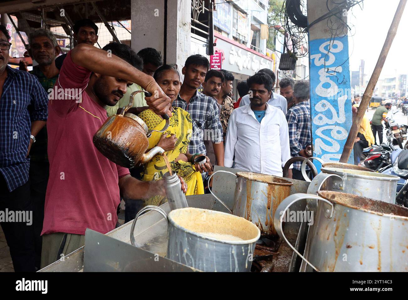 Chai vendor making tea in Nandyal, Andhra Pradesh, India Stock Photo ...