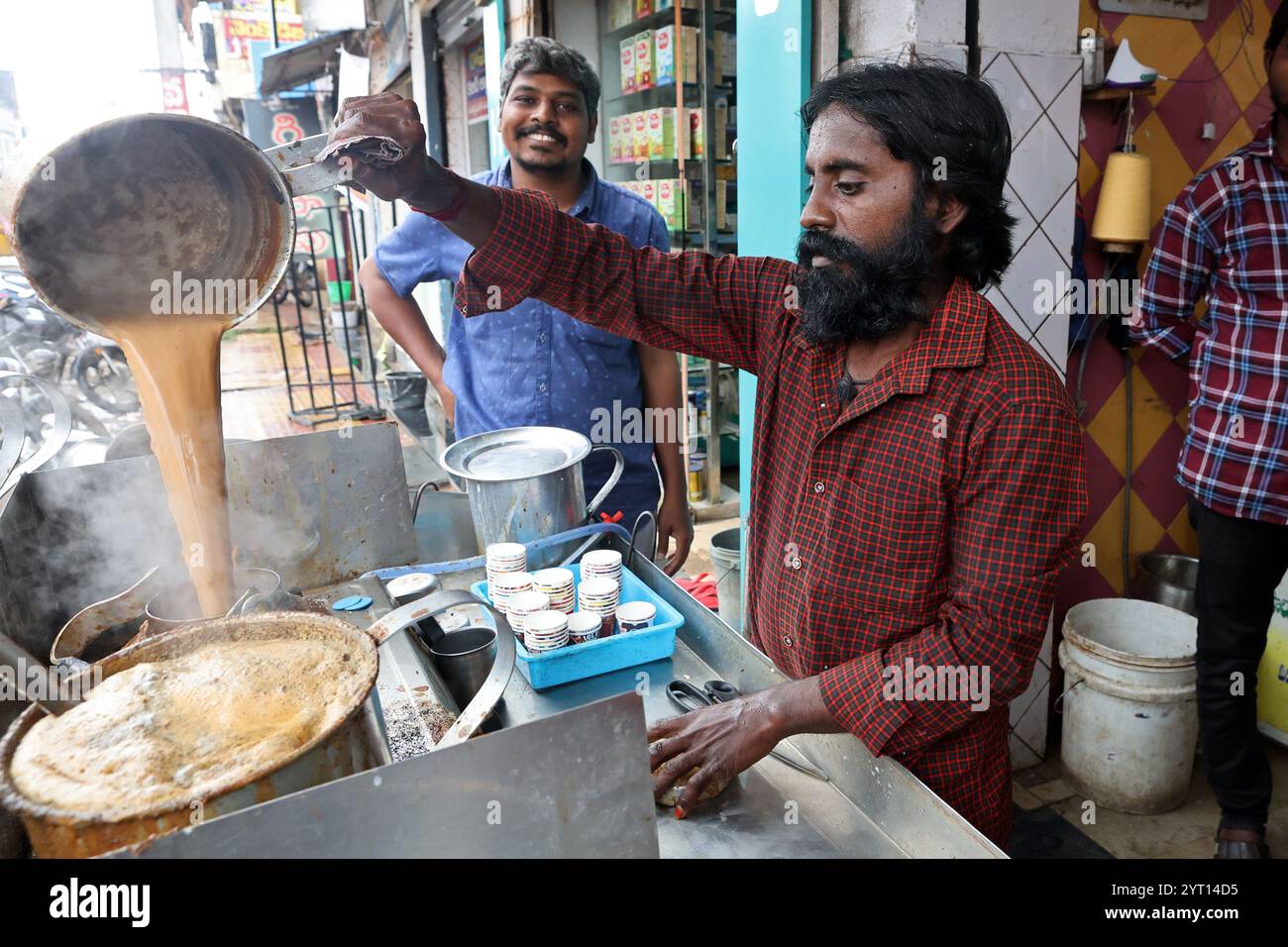 Chai vendor making tea in Nandyal, Andhra Pradesh, India Stock Photo ...