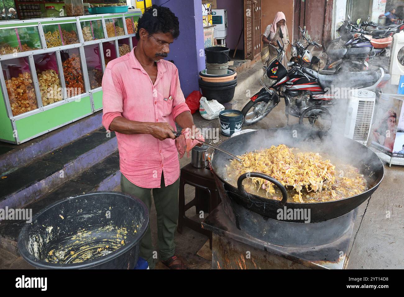 Street food vendor frying onion pakora in Nandyal, Andhra Pradesh ...