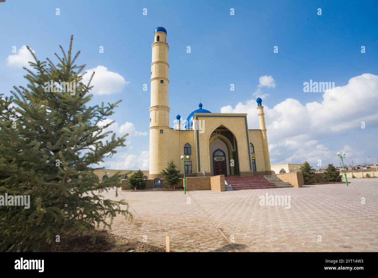 Beautiful Muslim mosque in blue skies and grass. High qualiti photo ...