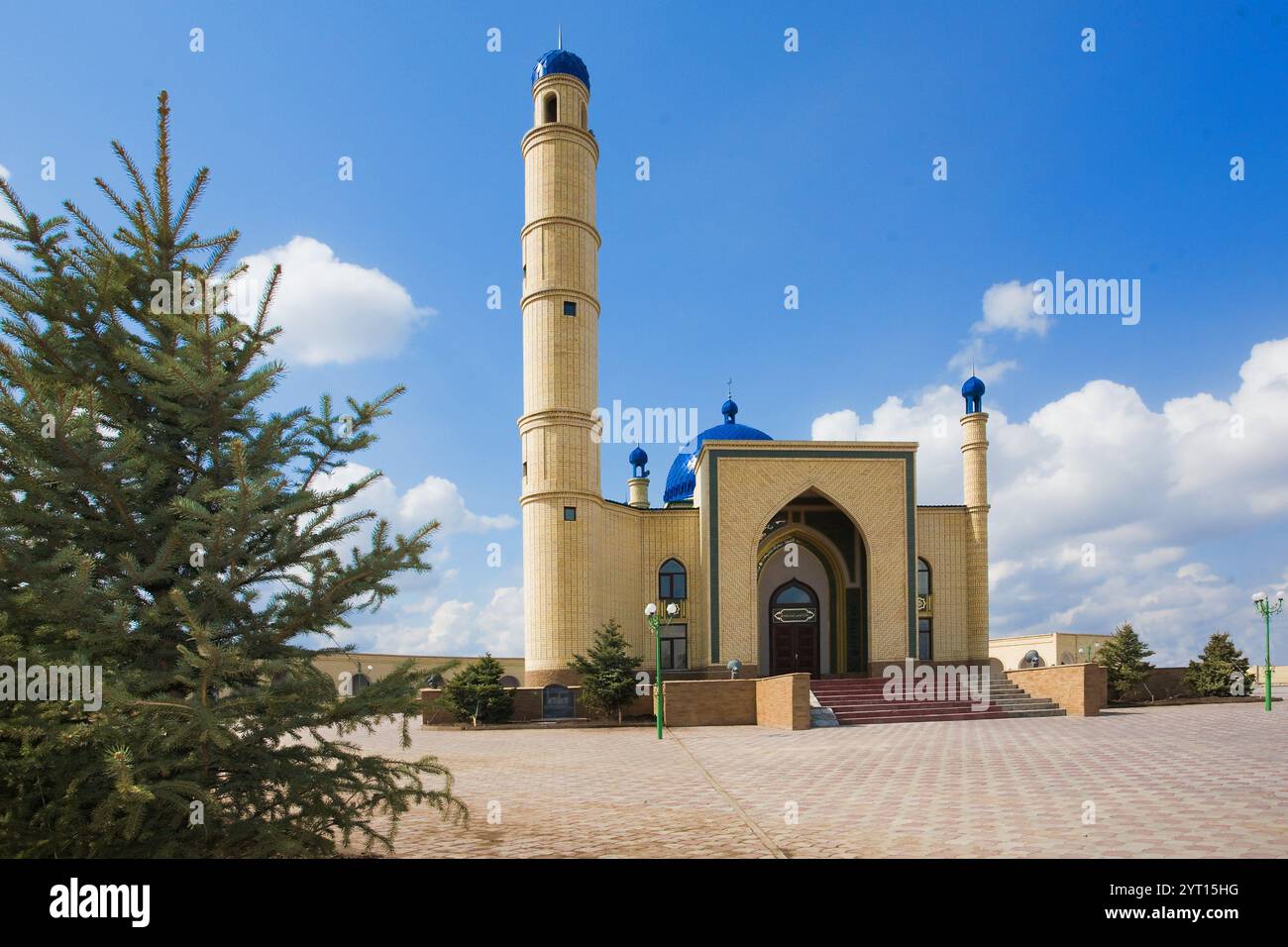 Beautiful Muslim mosque in blue skies and grass. High qualiti photo ...