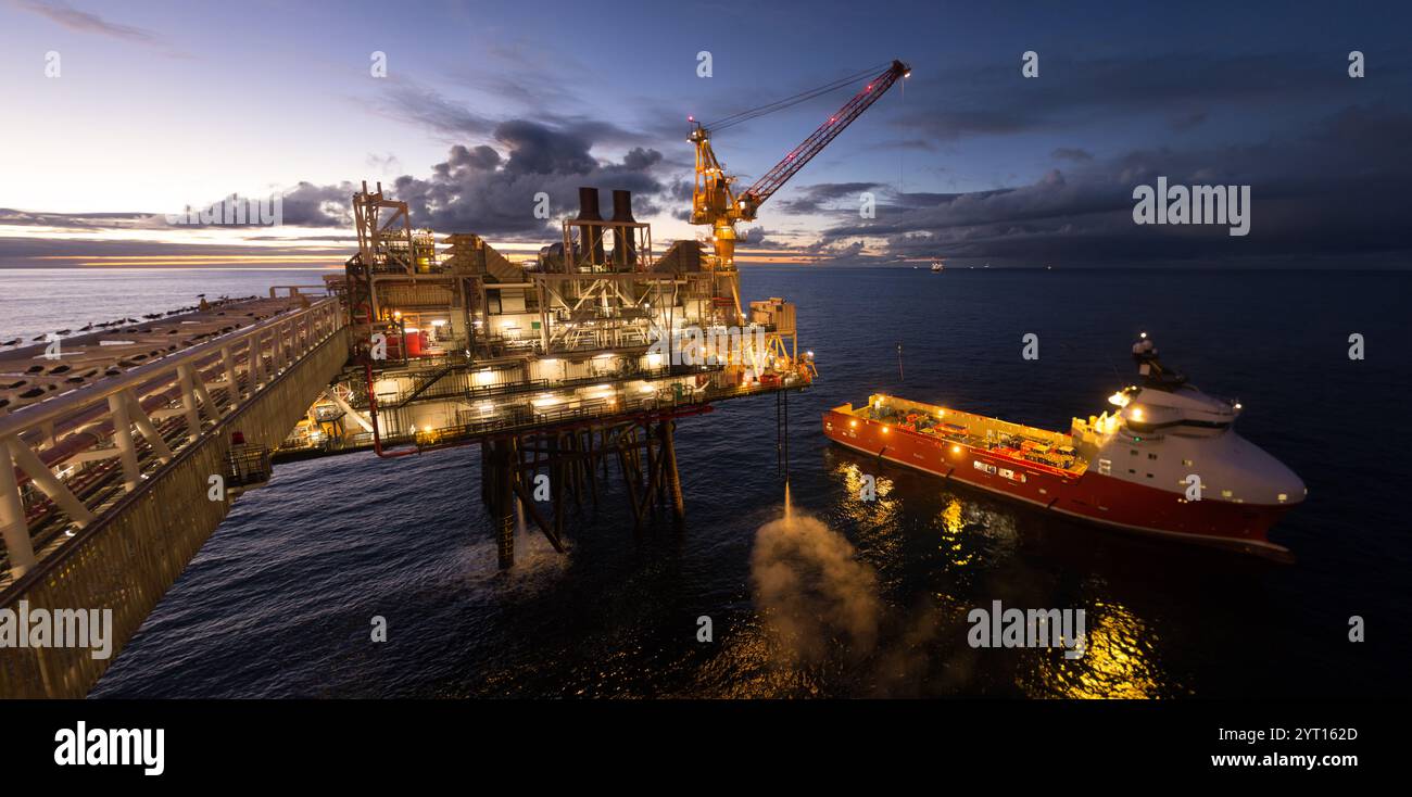 Oil rig, North Sea, Forties Alpha Stock Photo - Alamy