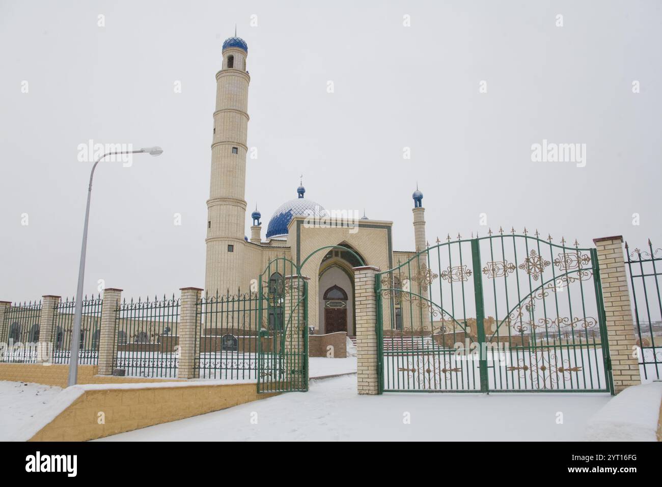 Beautiful Muslim mosque in blue skies and grass Stock Photo - Alamy
