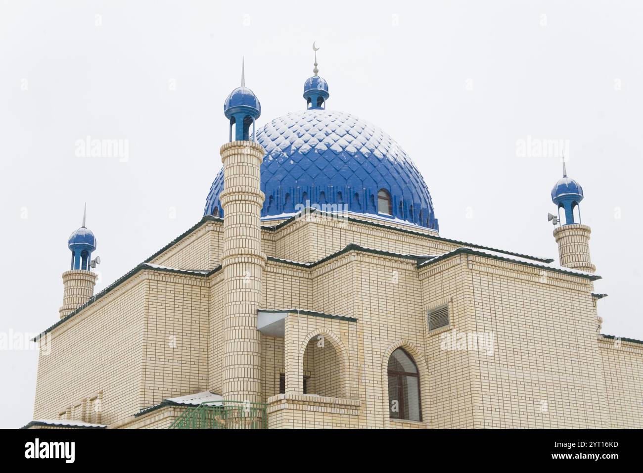 Beautiful Muslim mosque in blue skies and grass Stock Photo - Alamy