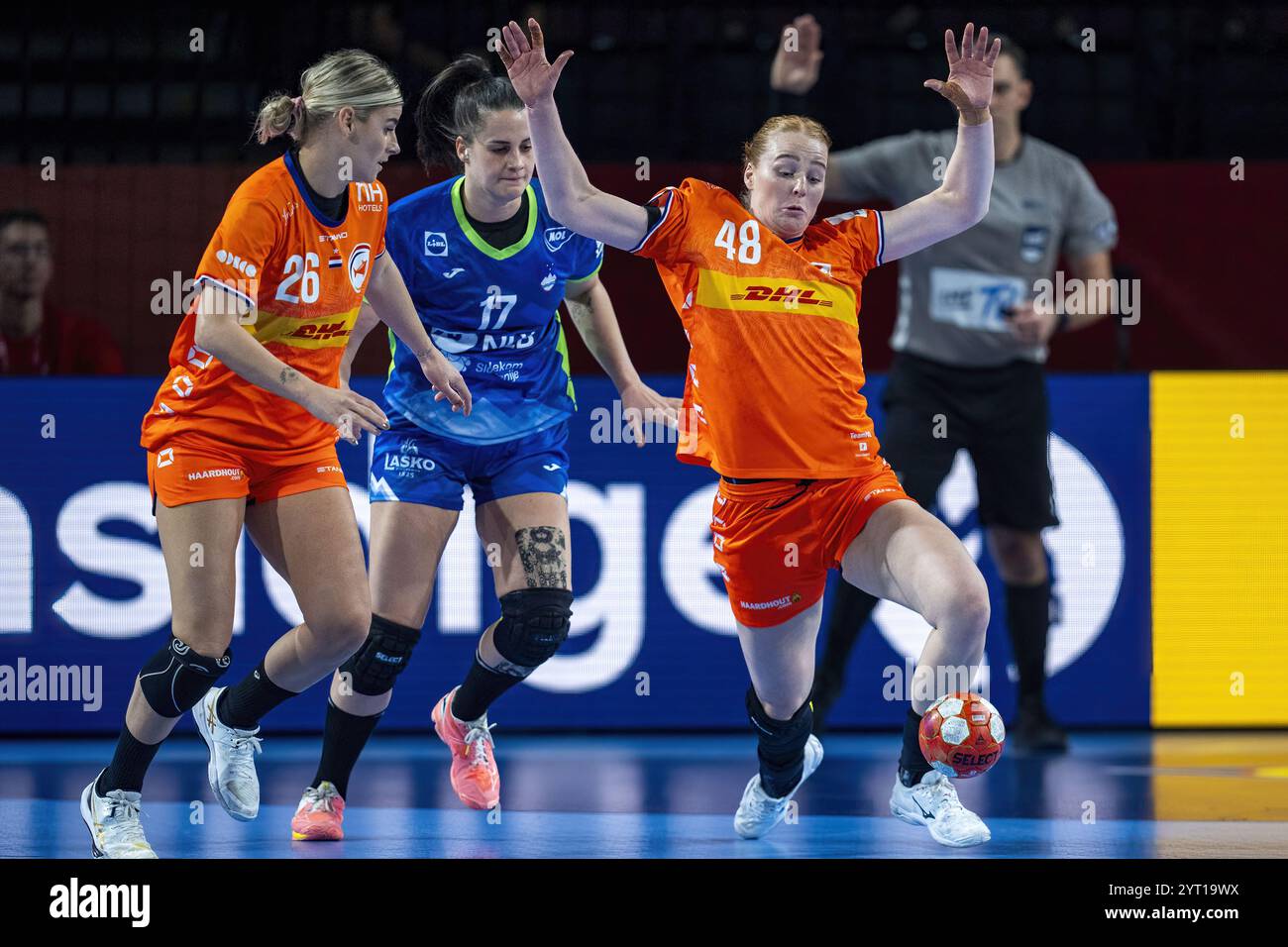 WENEN - Dutch handball players Angela Malestein, Dione Housheer in ...