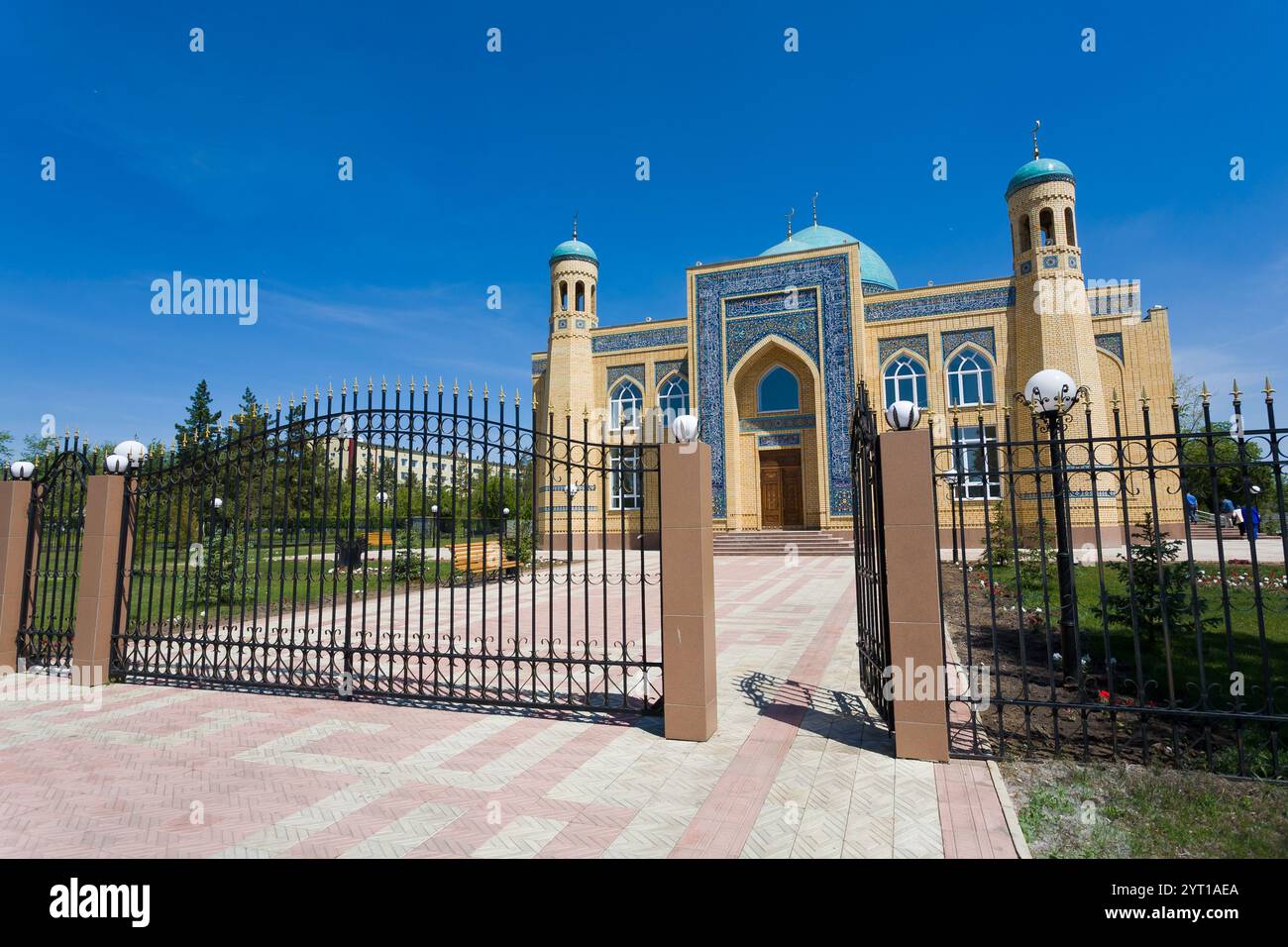 Beautiful Muslim mosque in blue skies and grass Stock Photo - Alamy