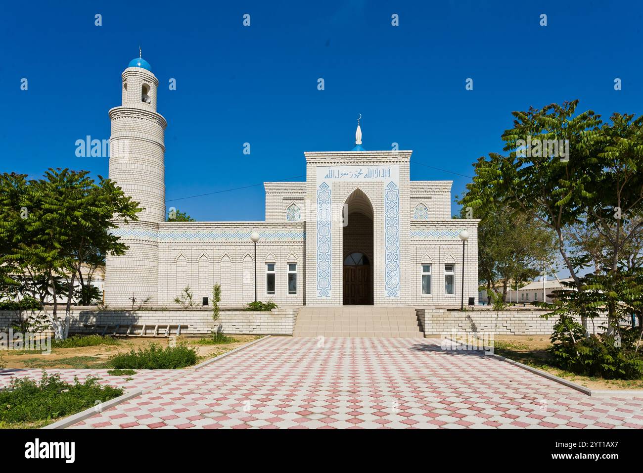 Beautiful Muslim mosque in blue skies and grass Stock Photo - Alamy