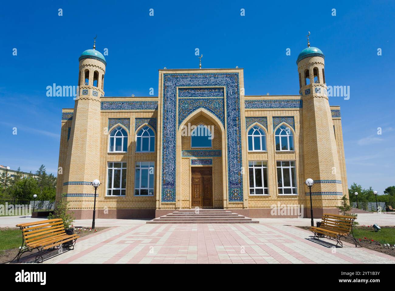 Beautiful Muslim mosque in blue skies and grass Stock Photo - Alamy