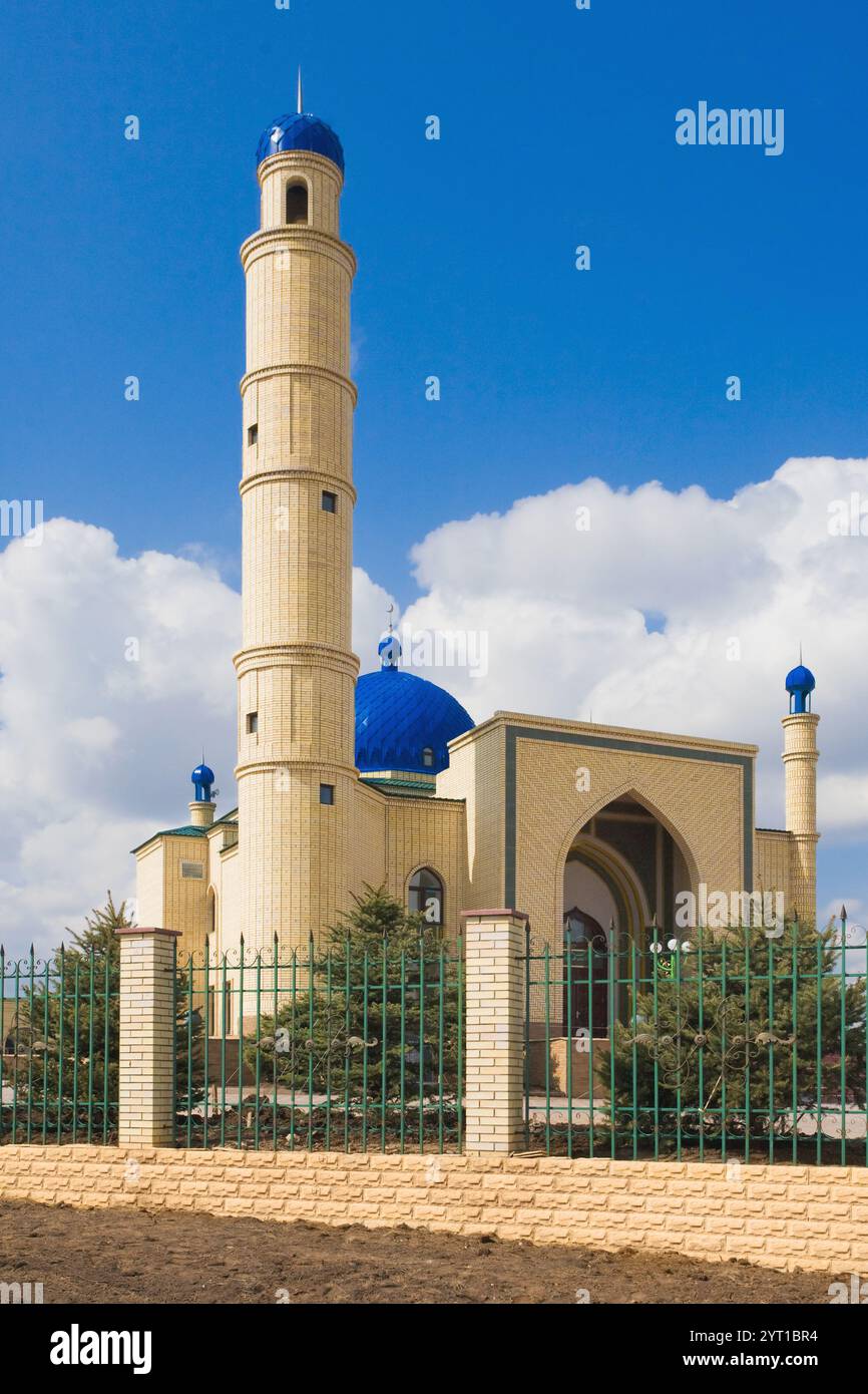 Beautiful Muslim mosque in blue skies and grass Stock Photo - Alamy